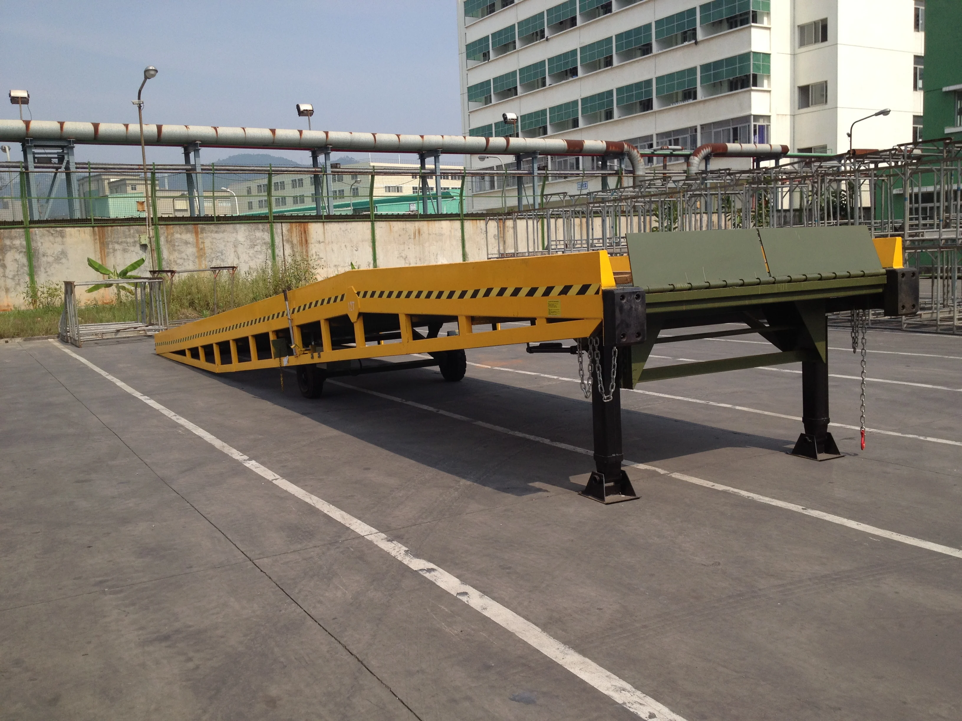 8T, 10T, 15T Movable Dock Leveler - Efficient Cargo Handling