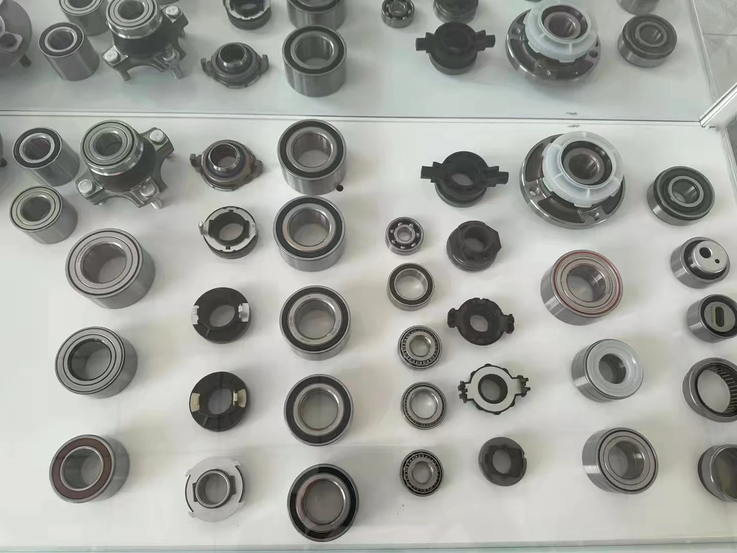 Auto Spare Parts Deflection Pulley Belt Tensioner Idler Pulley For E63 ...