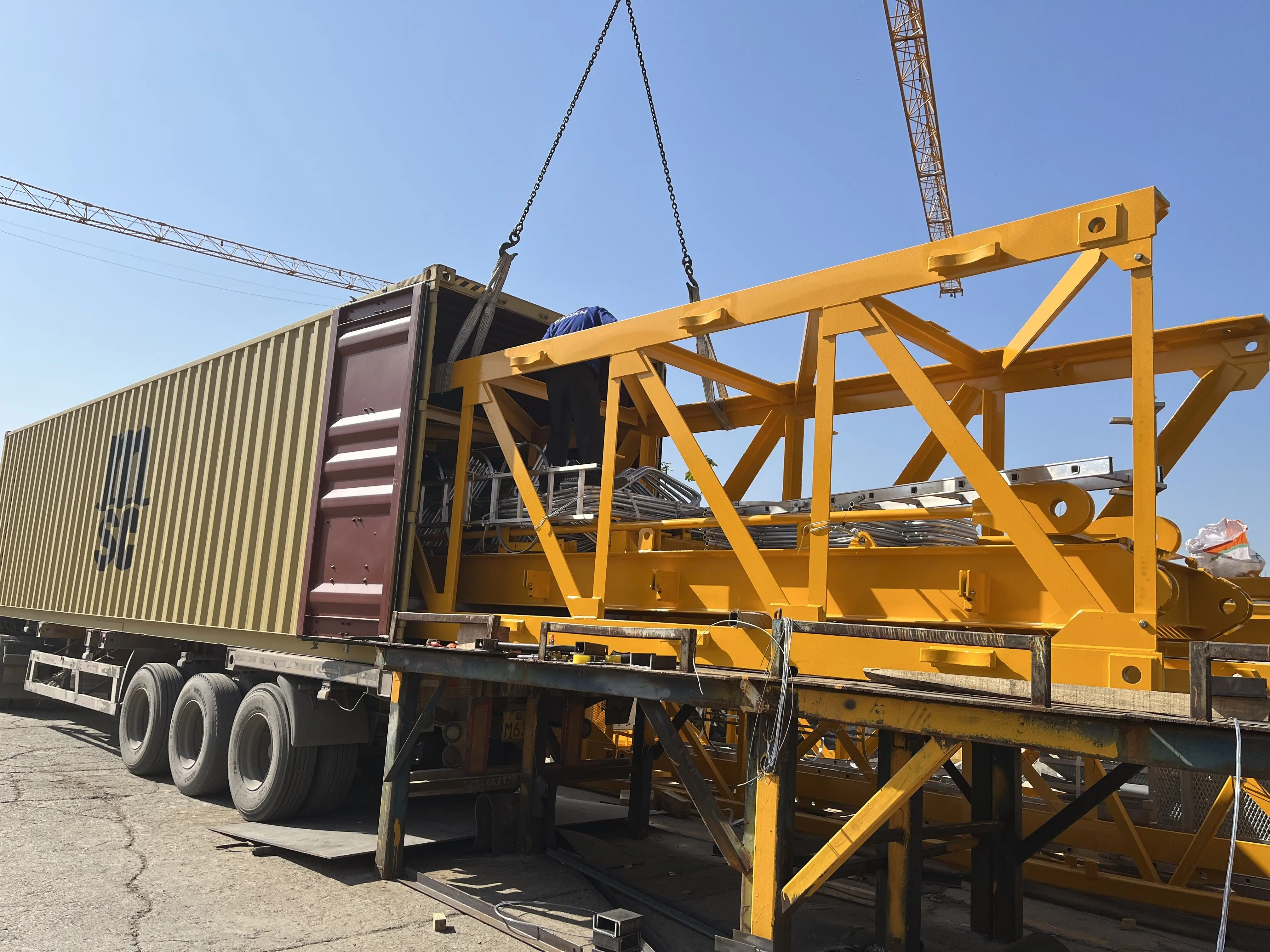 Light Structure Easy To Manoeuvre Cctl140 8ton Luffing Jib Tower Crane ...