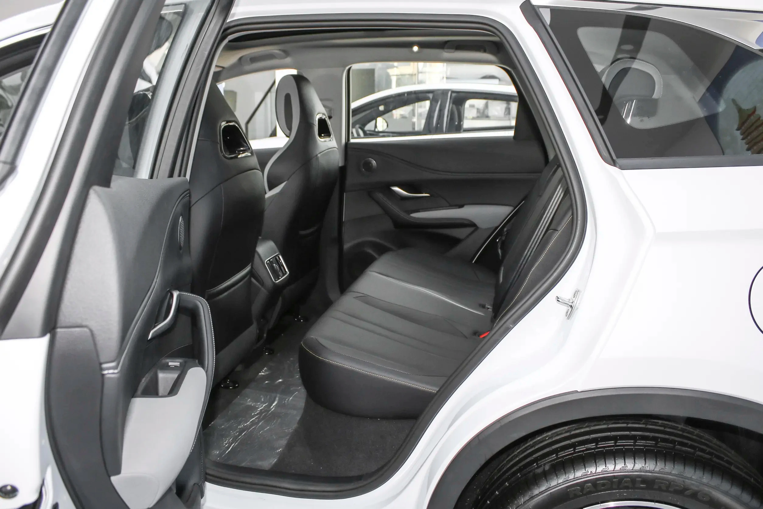 BYD Sealion 05 Dm-I - Compact SUV with 75km EV Range