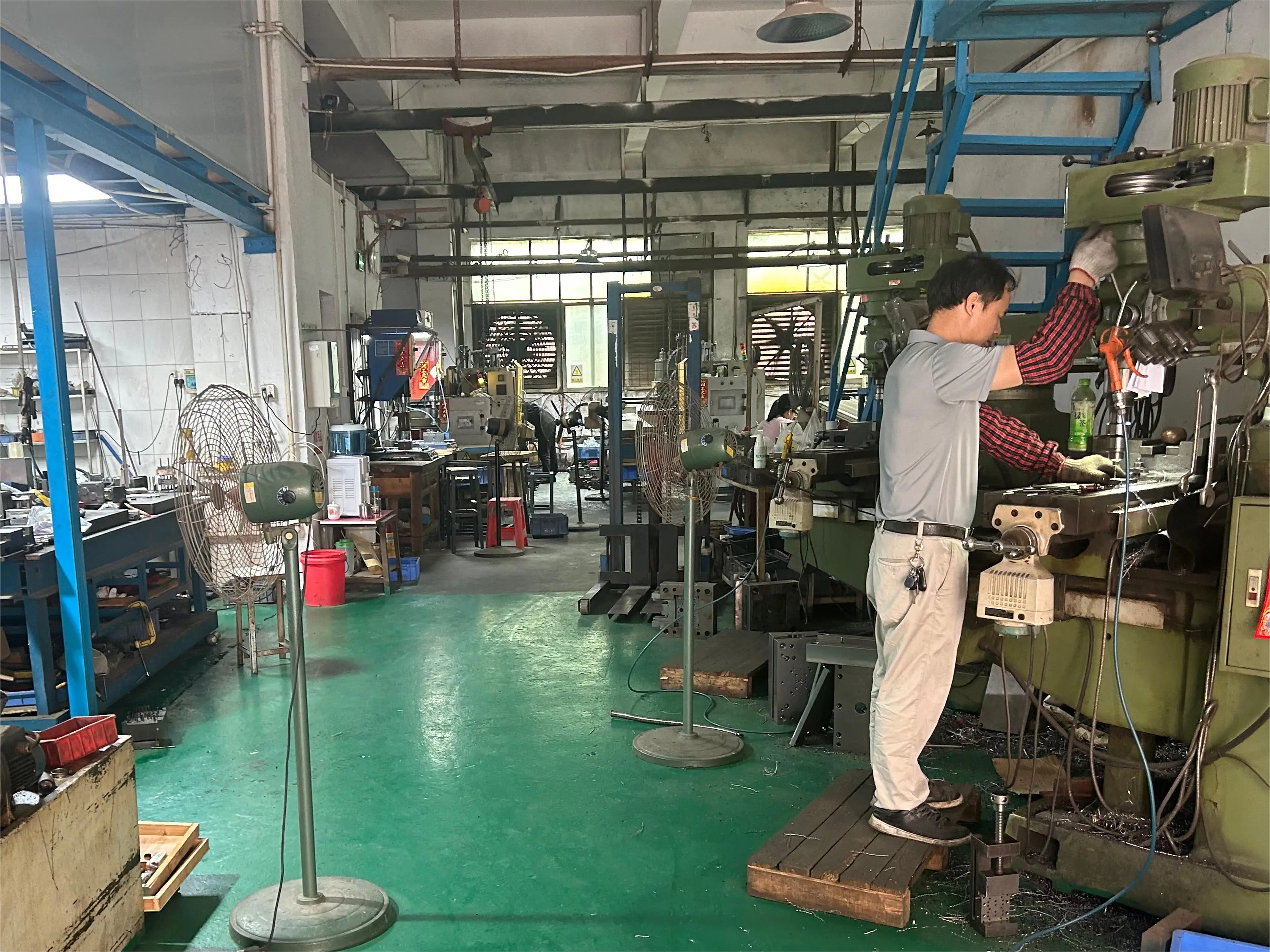 Gold-plating Large Ark of the Covenant on Copper Base| Alibaba.com