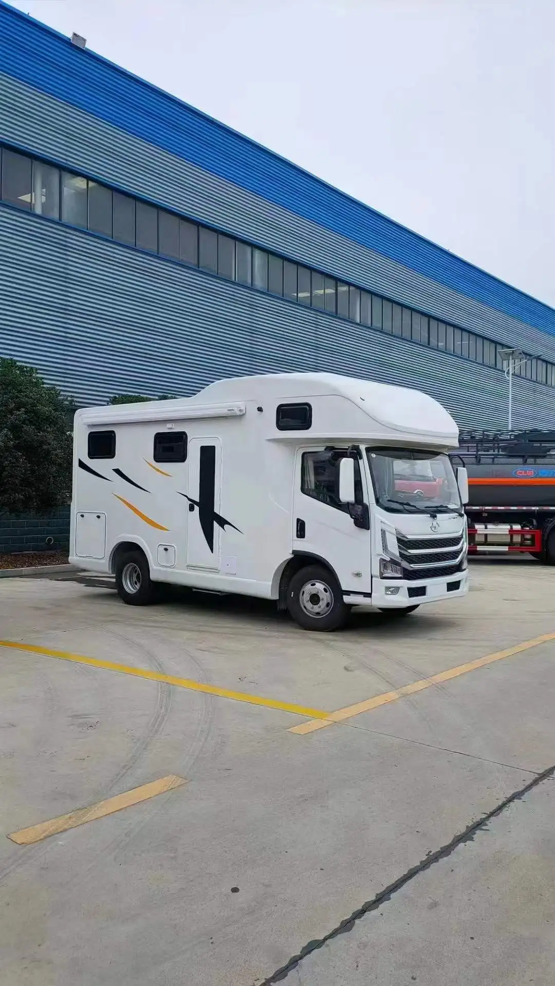 Customized Mobile Motorhome Touring Camper Vehicle with Caravan RV Car