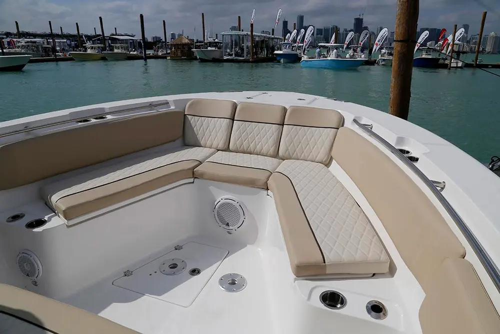 Offshore Center Console - High Speed Boat for Family Cruising