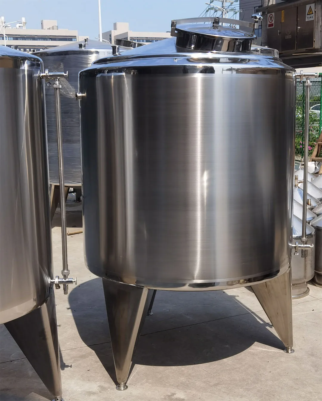 Stainless Steel Storage Tanks for Farms & Dairy Factories