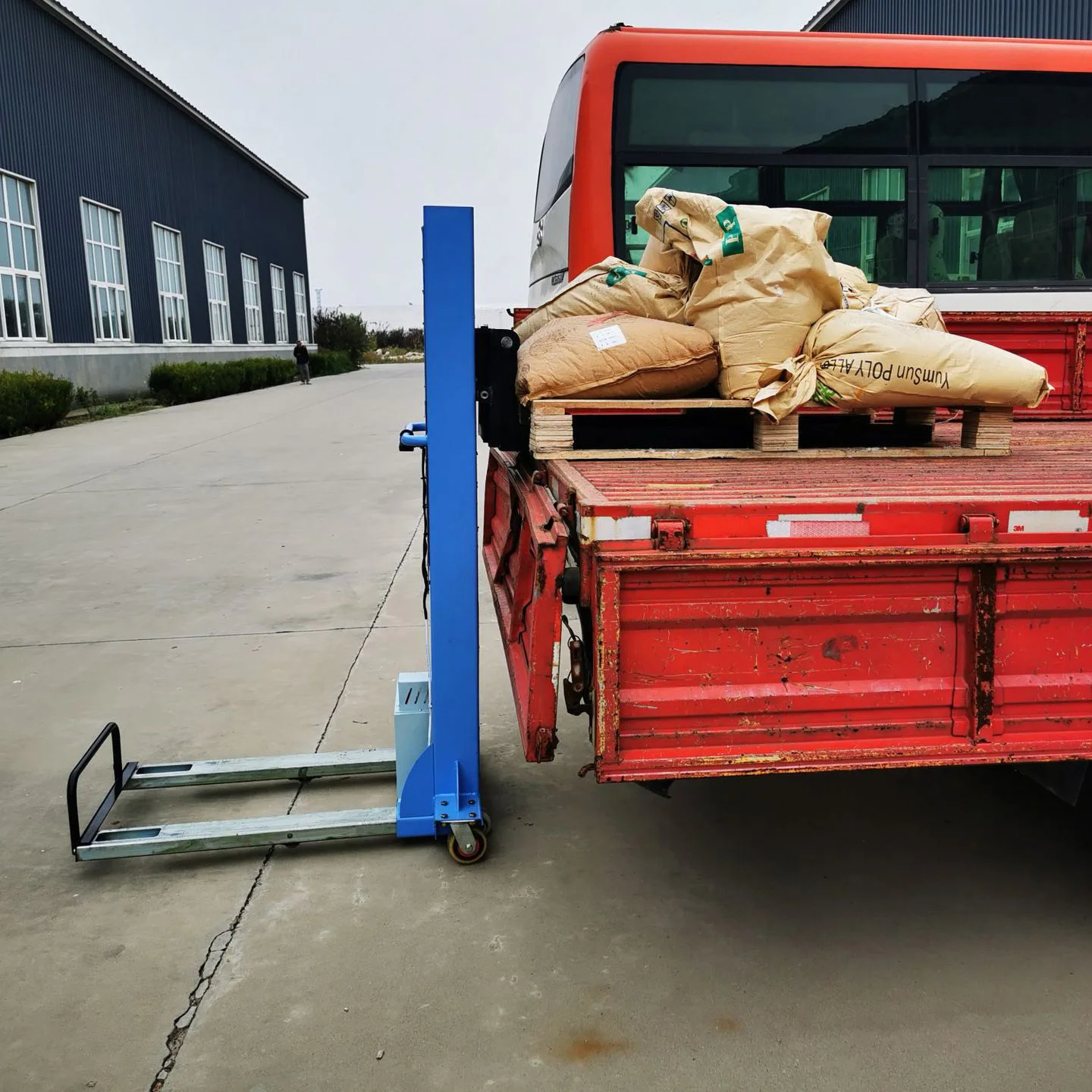 Warehouse Use Portable Loading 500kg Stacker Electric Self Lift Pallet ...