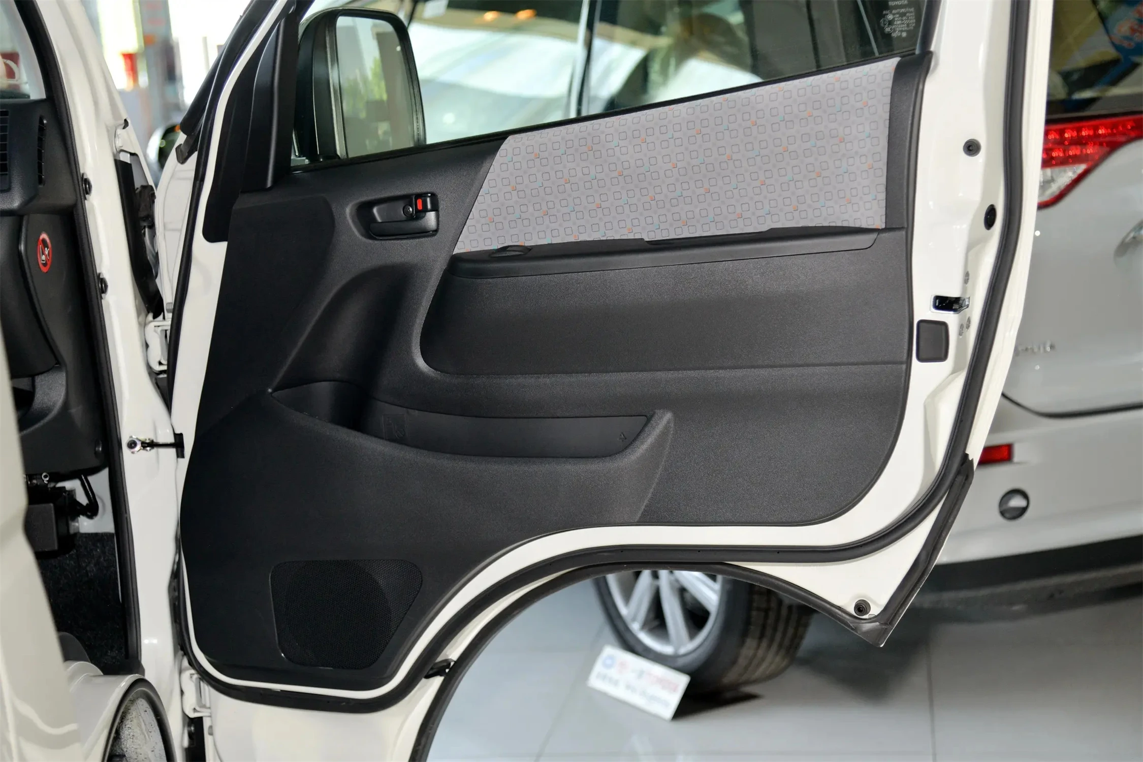 Toyota Hiace 13 Seater Minivan - Fuel Efficiency & Comfort