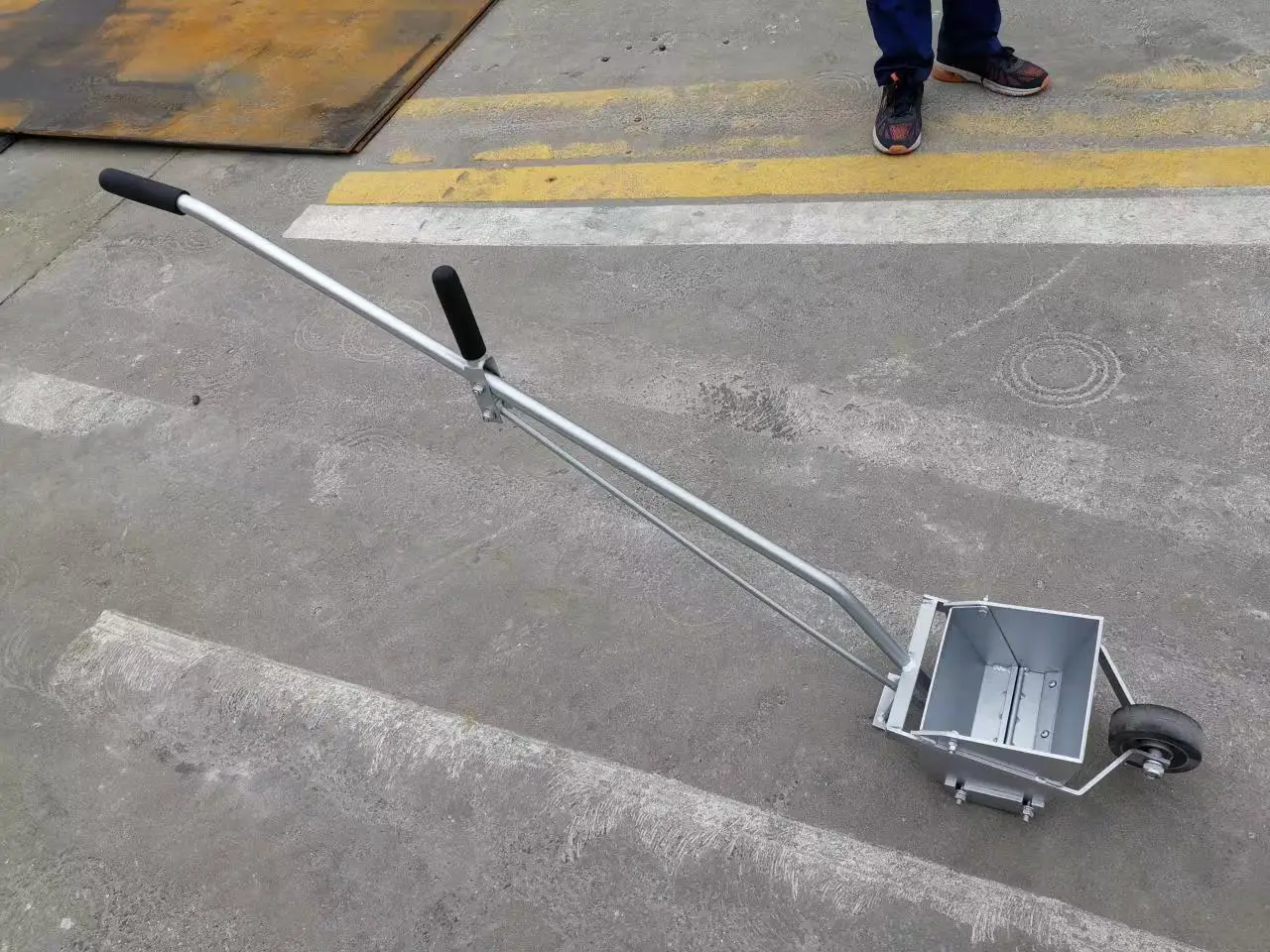 Heavsty Road Marking Bucket - Efficient Thermoplastic Application