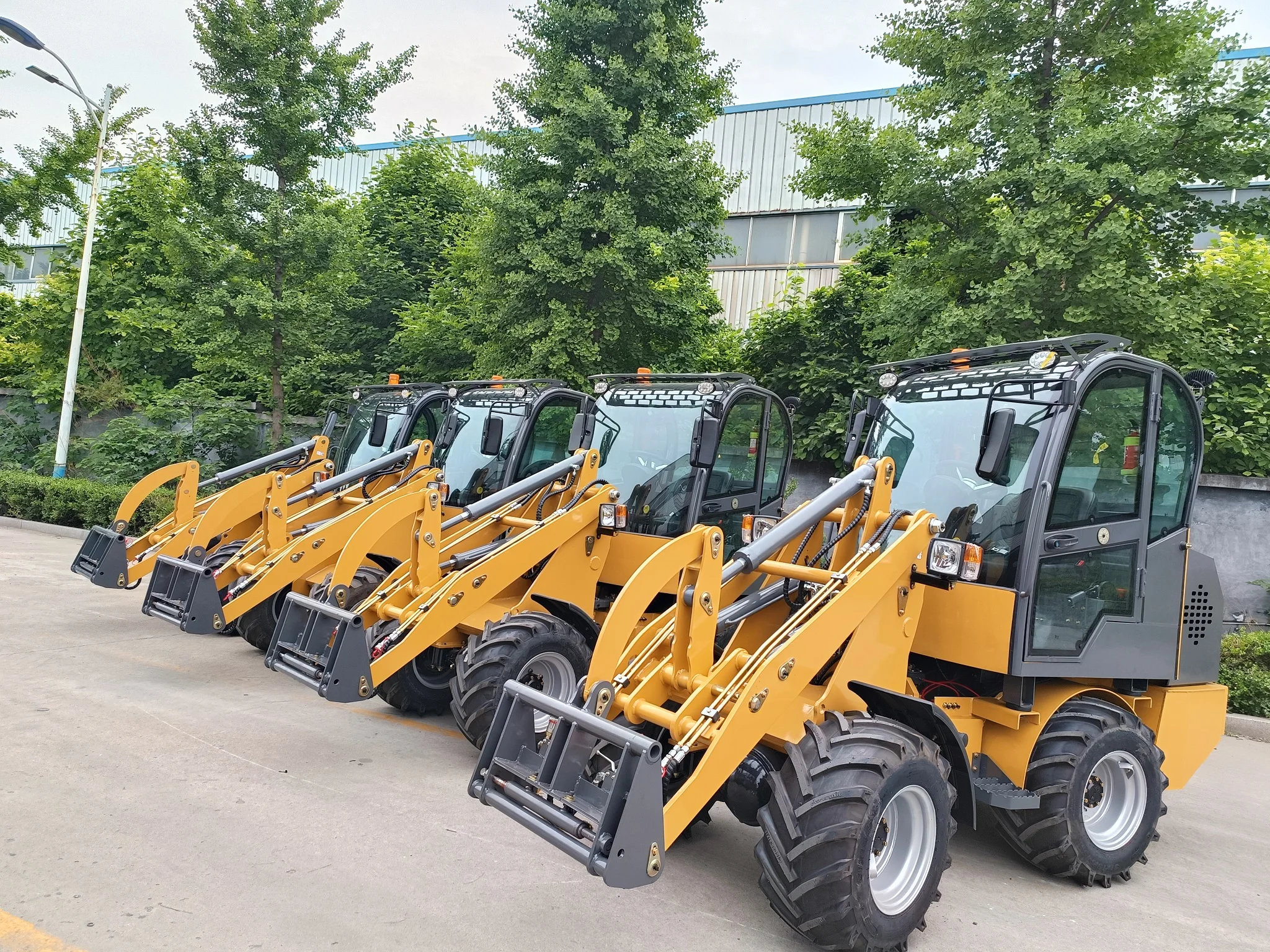 New Design 4x4 Mini Loader - High Load Moment & Versatility