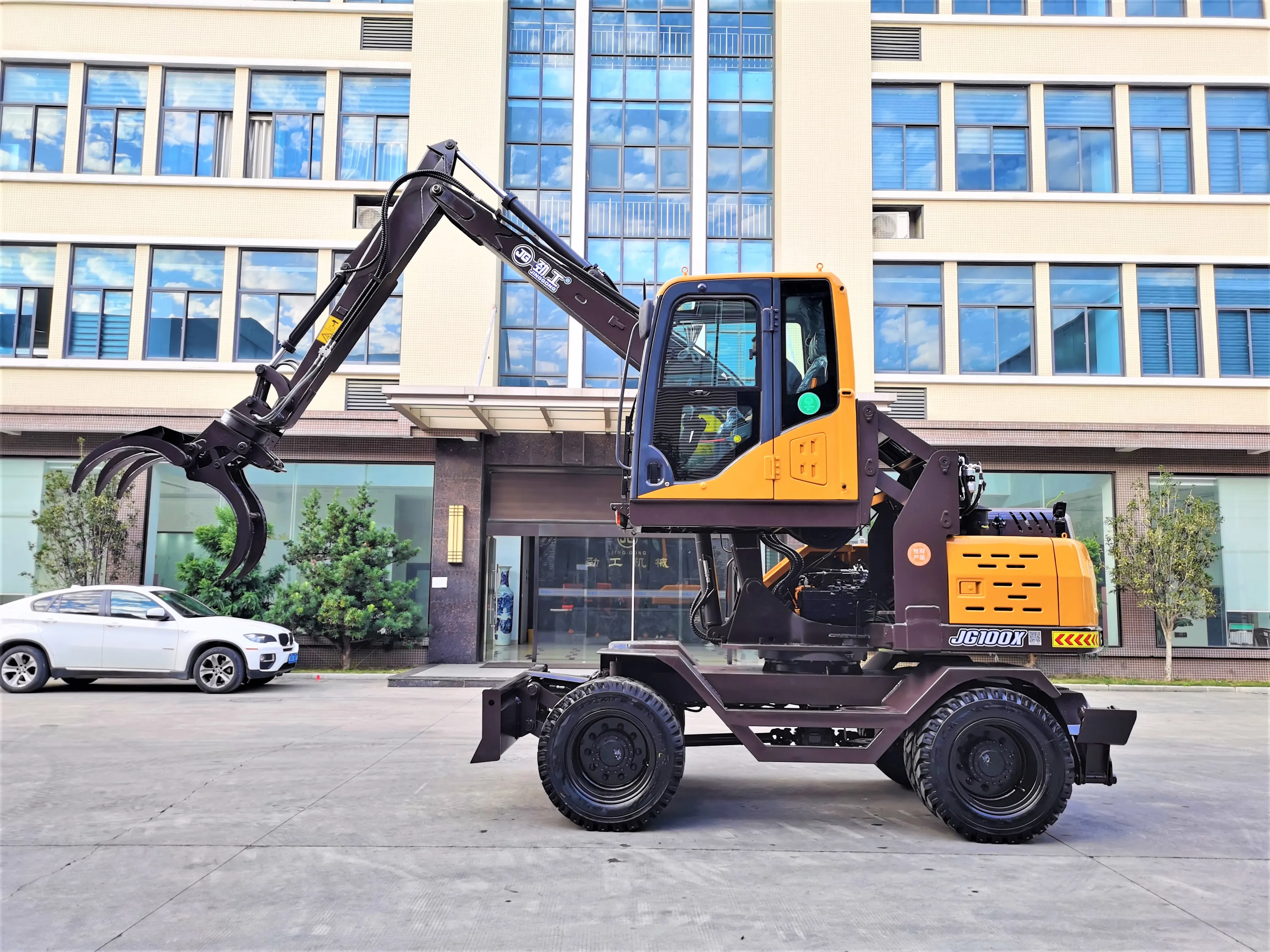 Mini Excavator with Rotating Log Grapple - High Efficiency