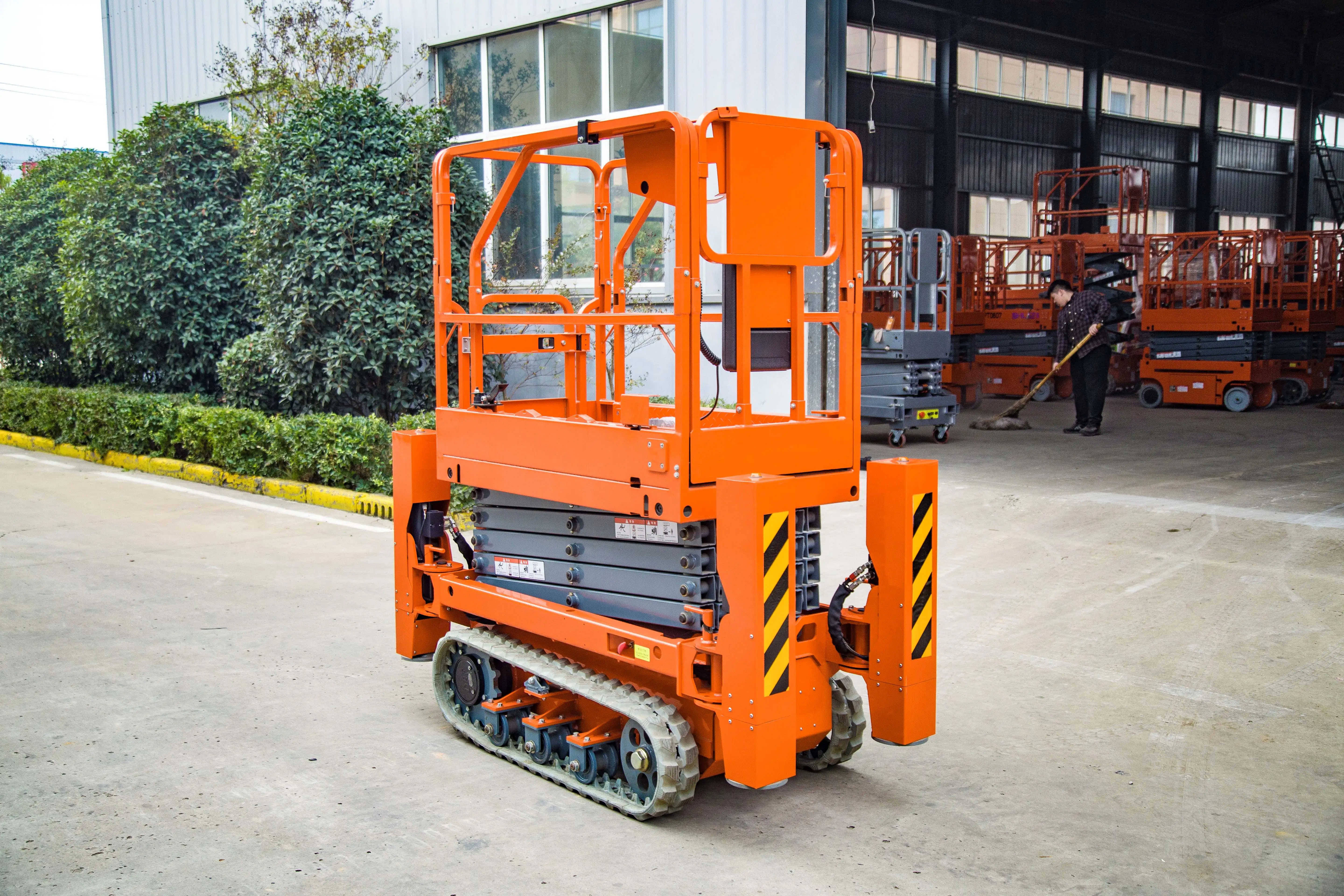 Track Lift Self-Propelled Scissor Platform Crawler Lift Scissor ...