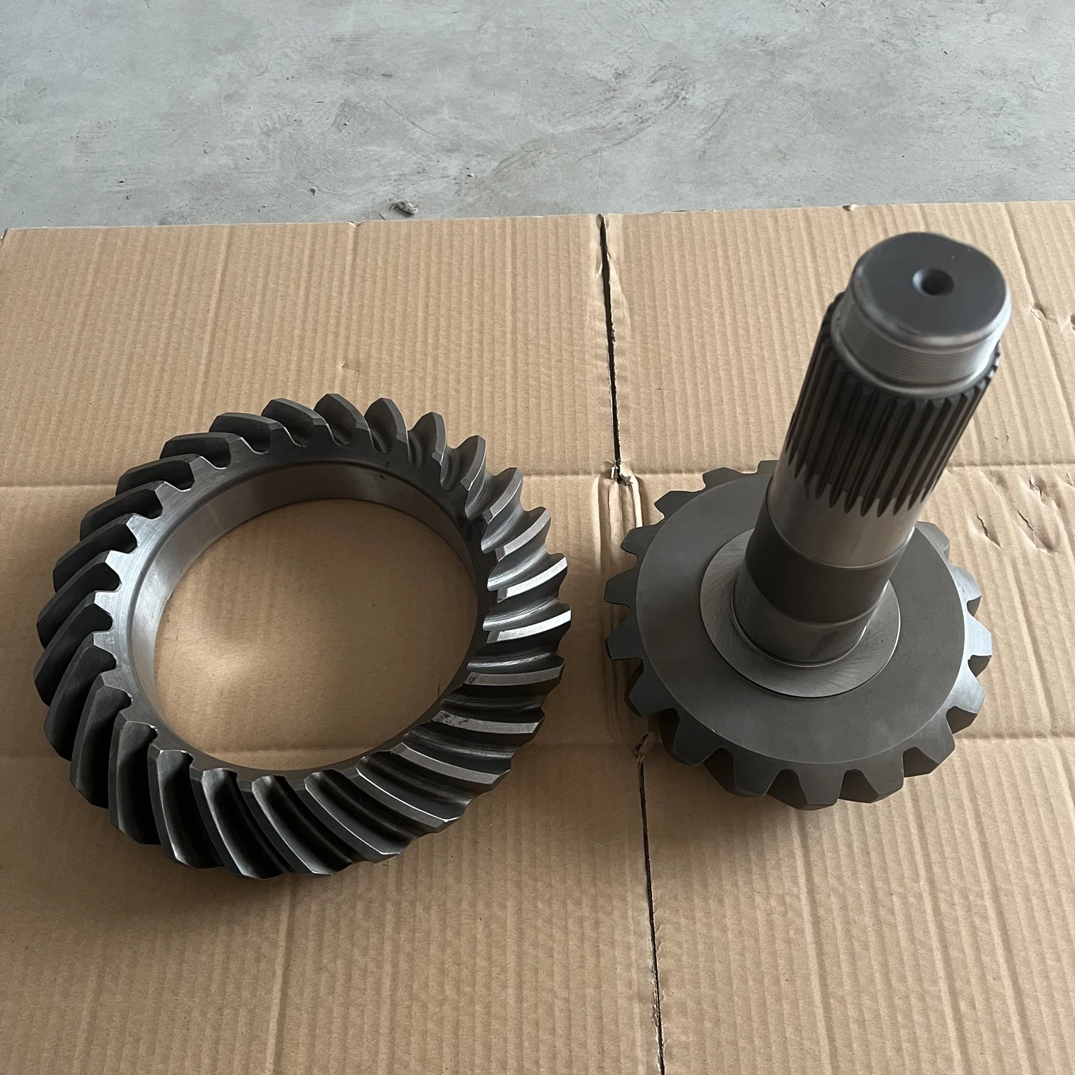 SINOTRUK HOWO YIGONG Truck Parts AC16 Middle Axle Rear Axle Bevel Gear ...