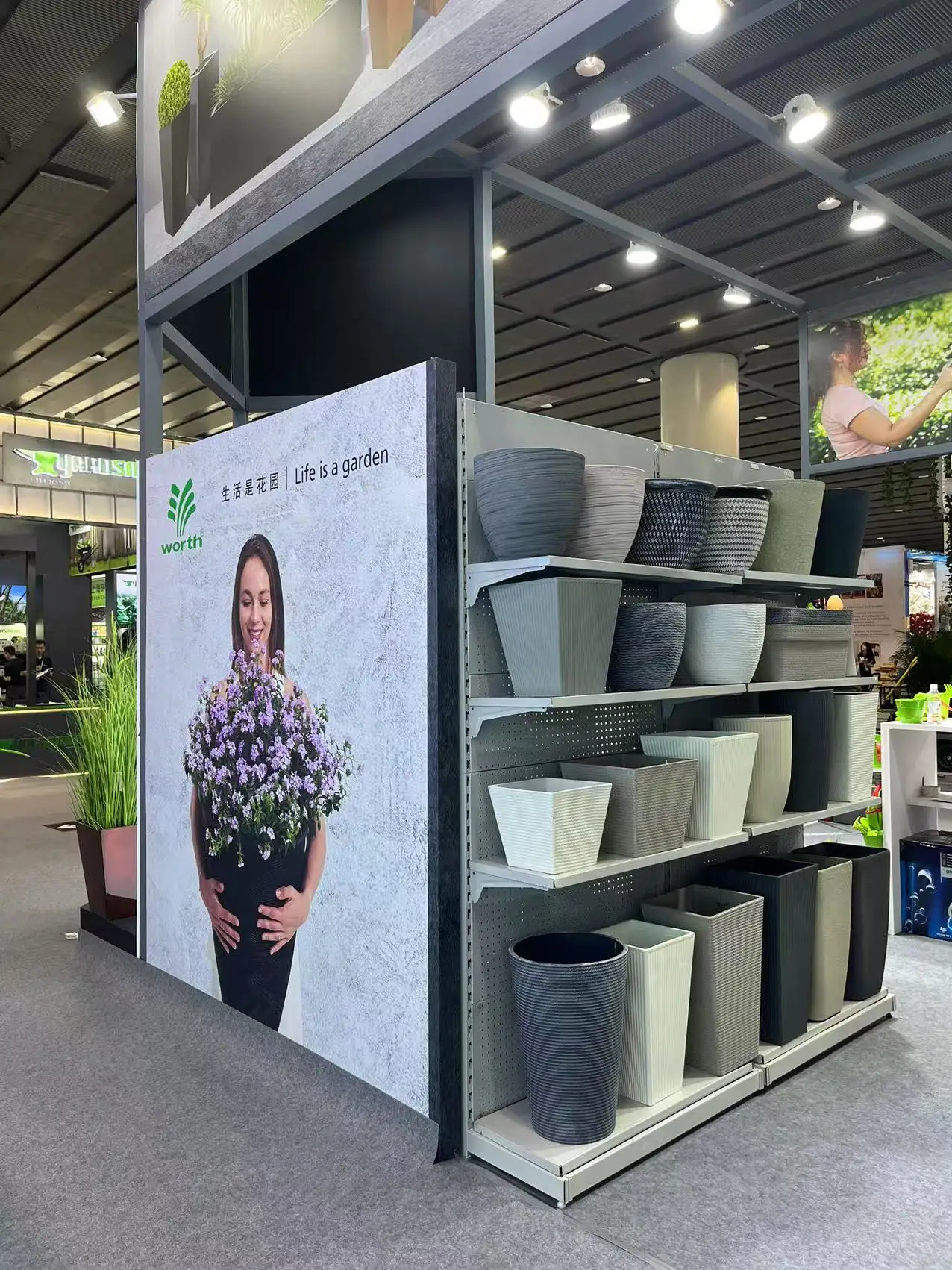 Smart Flower Pot by Maxinry - Watering Reminder & Home Decor