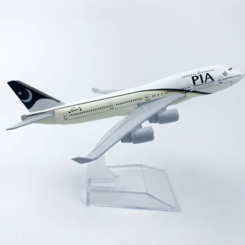 Diecast B747 PIA Airplane Model - Perfect for Collections