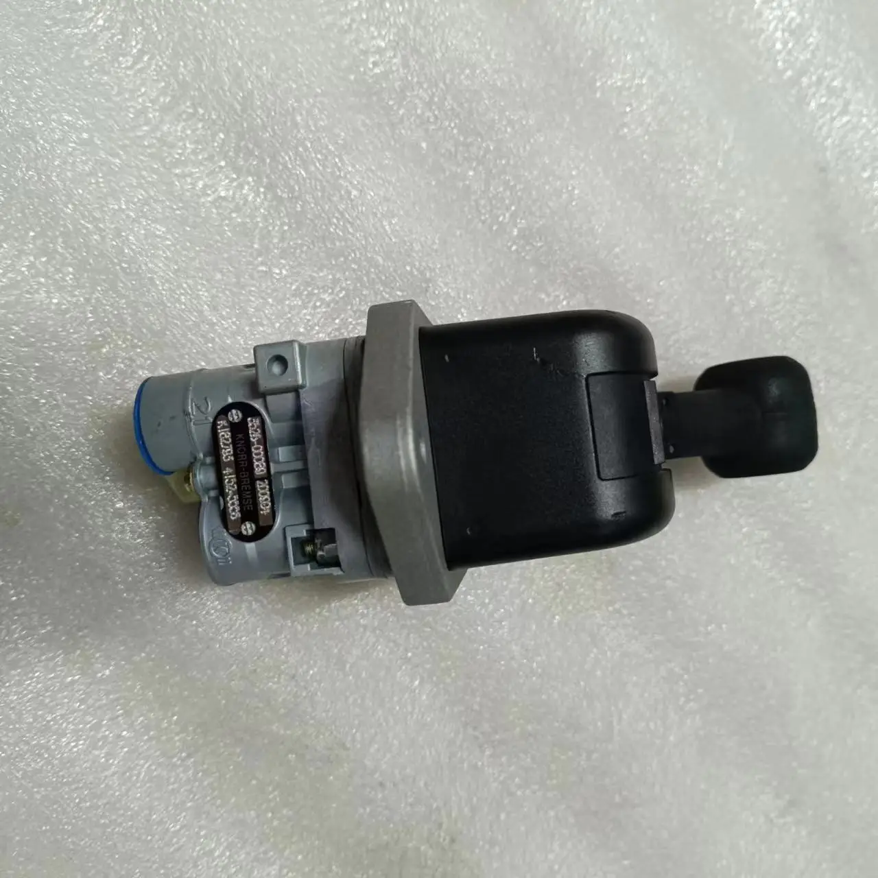 High Quality Hand Brake Valve Bus Spare Parts for Yutong Zhongtong ...