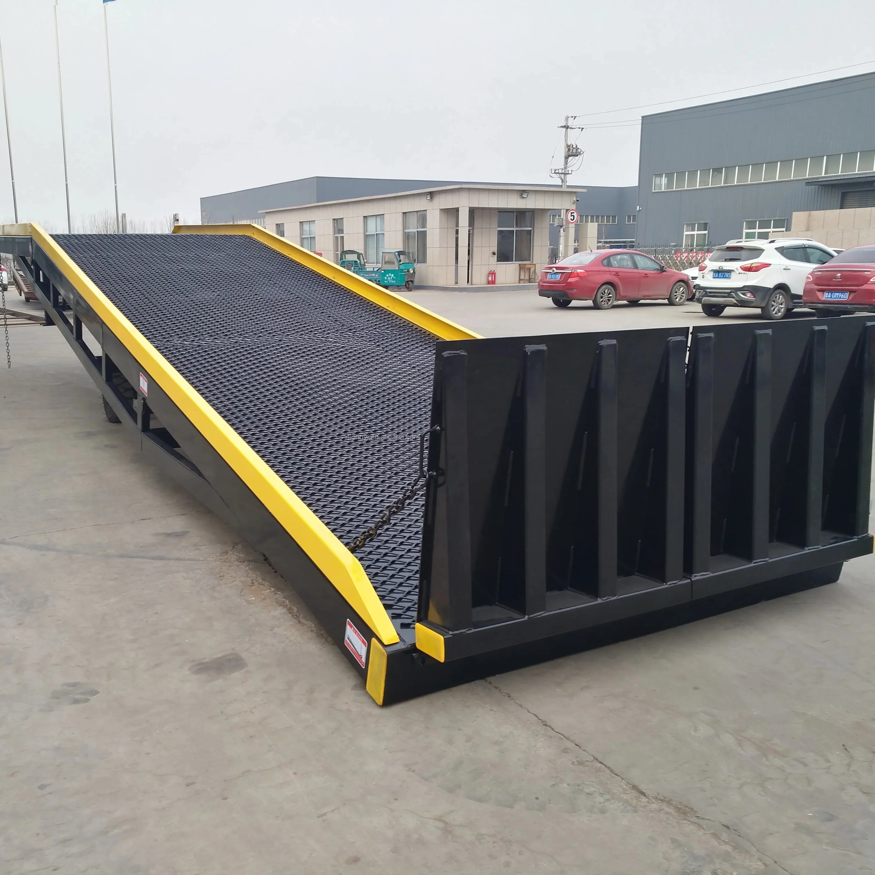 Muelle logística contenedor carretilla elevadora cruce rampa plataforma ...