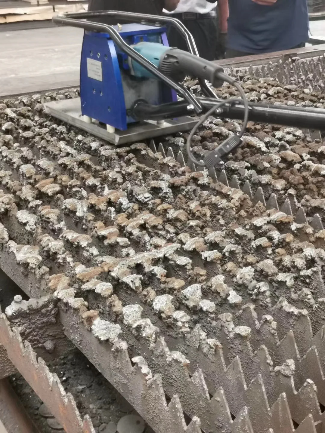Slag Remover Slat Cleaner Slag Cleaner Fiber Laser Cutting Table Laser ...