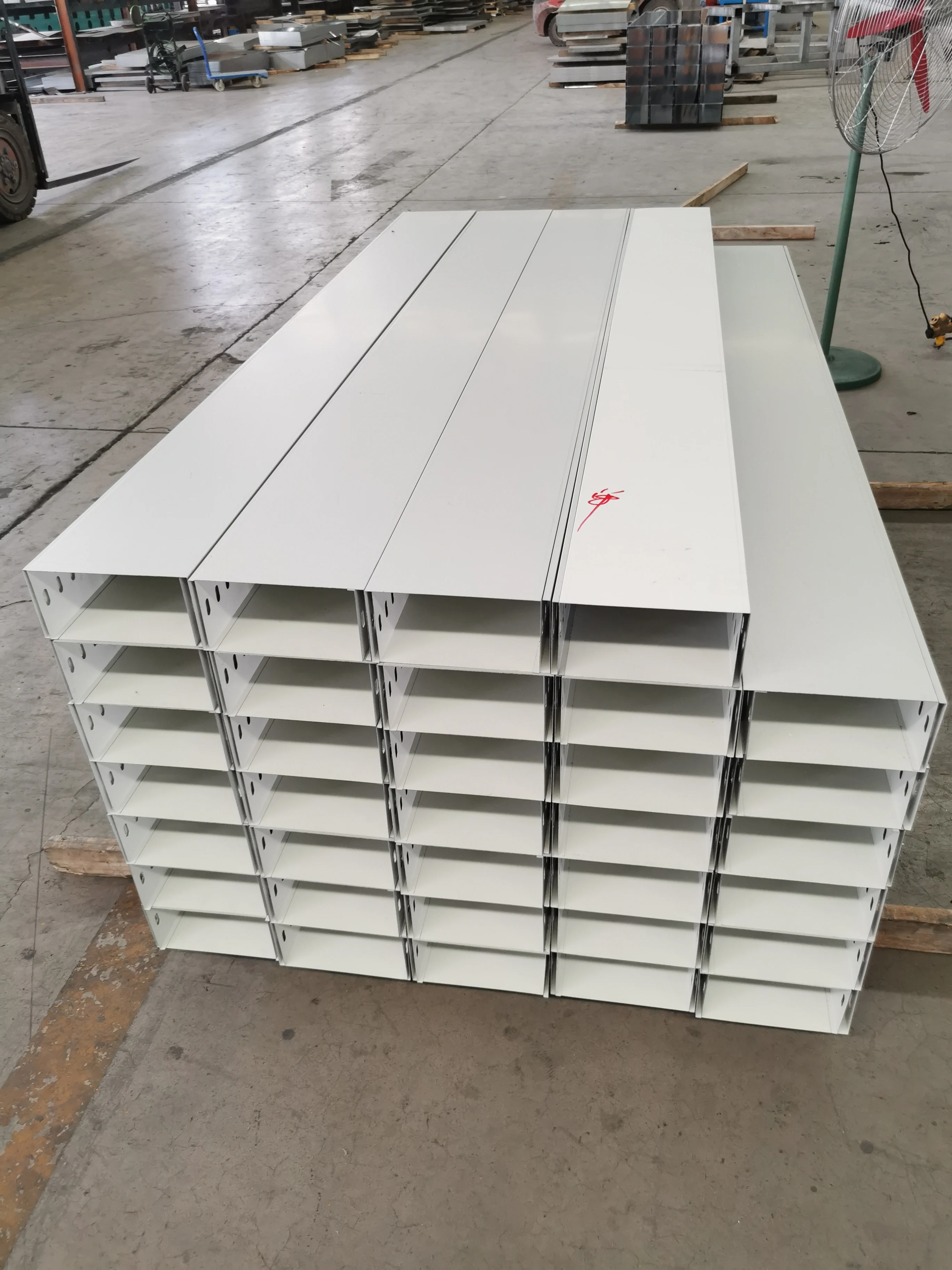 Galvanized Steel Cable Tray And Perforated Cable Tray Trough Type ...