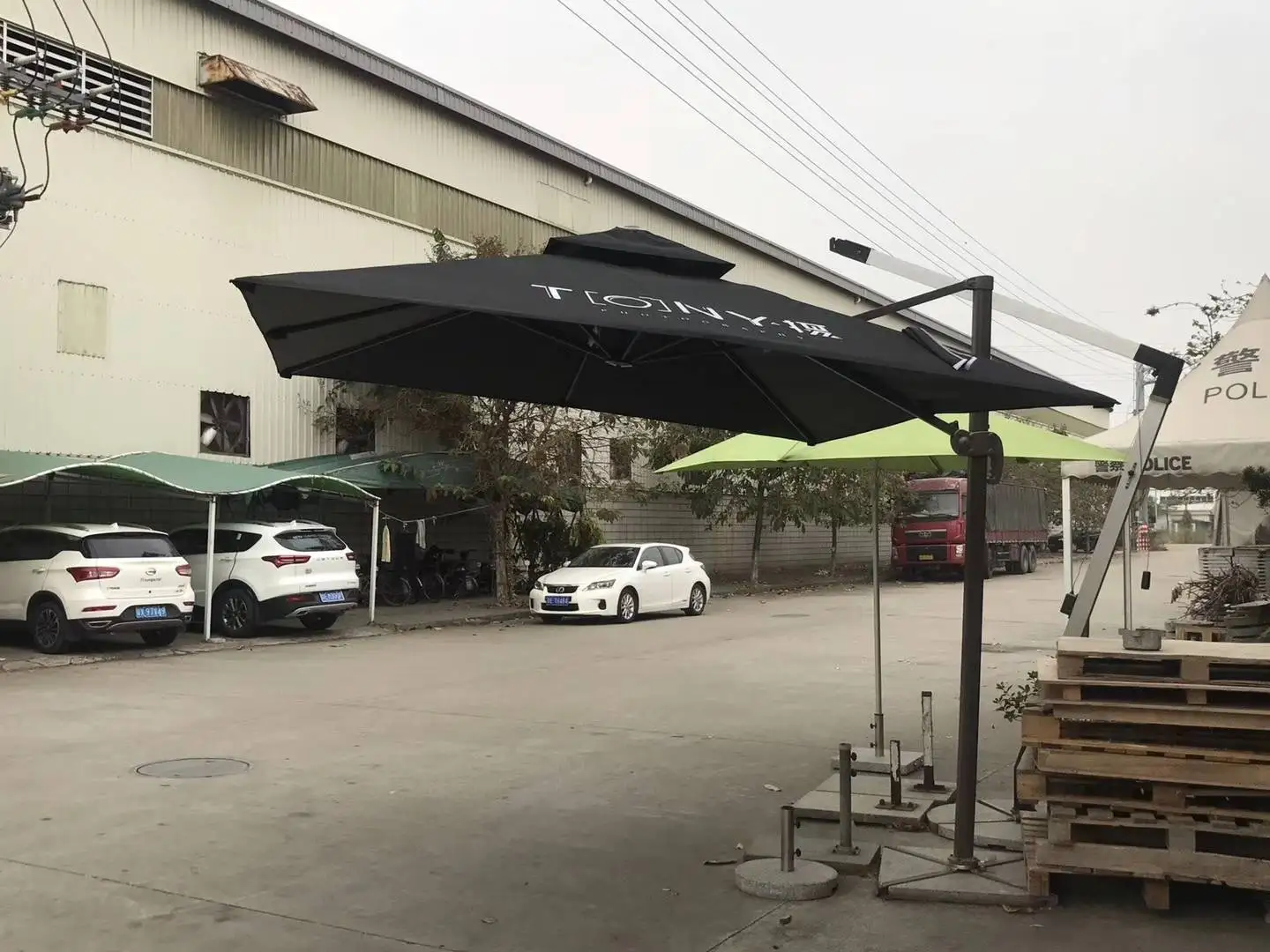 Waterproof Large Cantilever Umbrella with Solar Panel Lighting| Alibaba.com