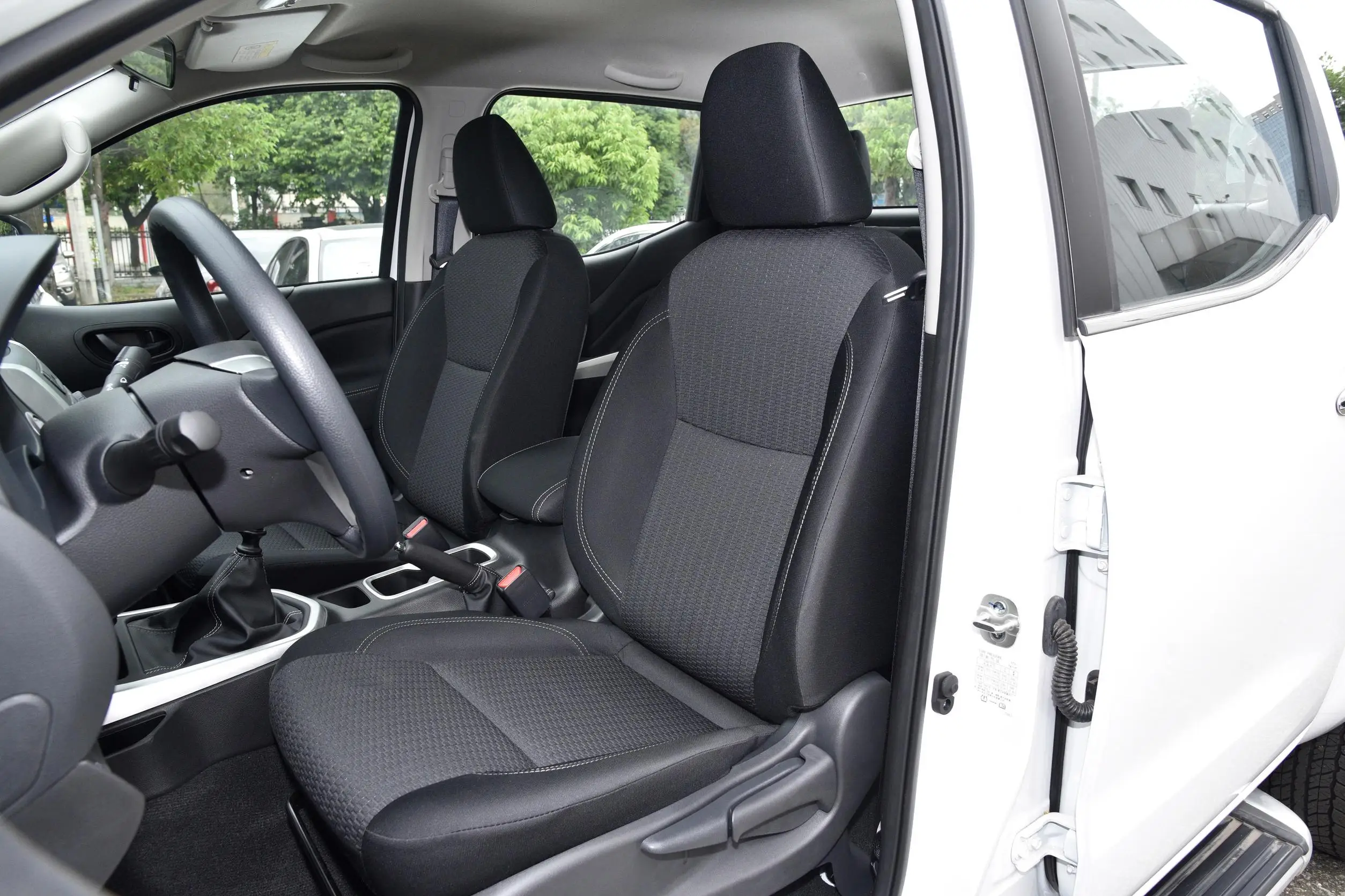 Hot Sale Toyota Hilux Diesel Pickup Truck 4x4 Nissan Navara D40 Used ...