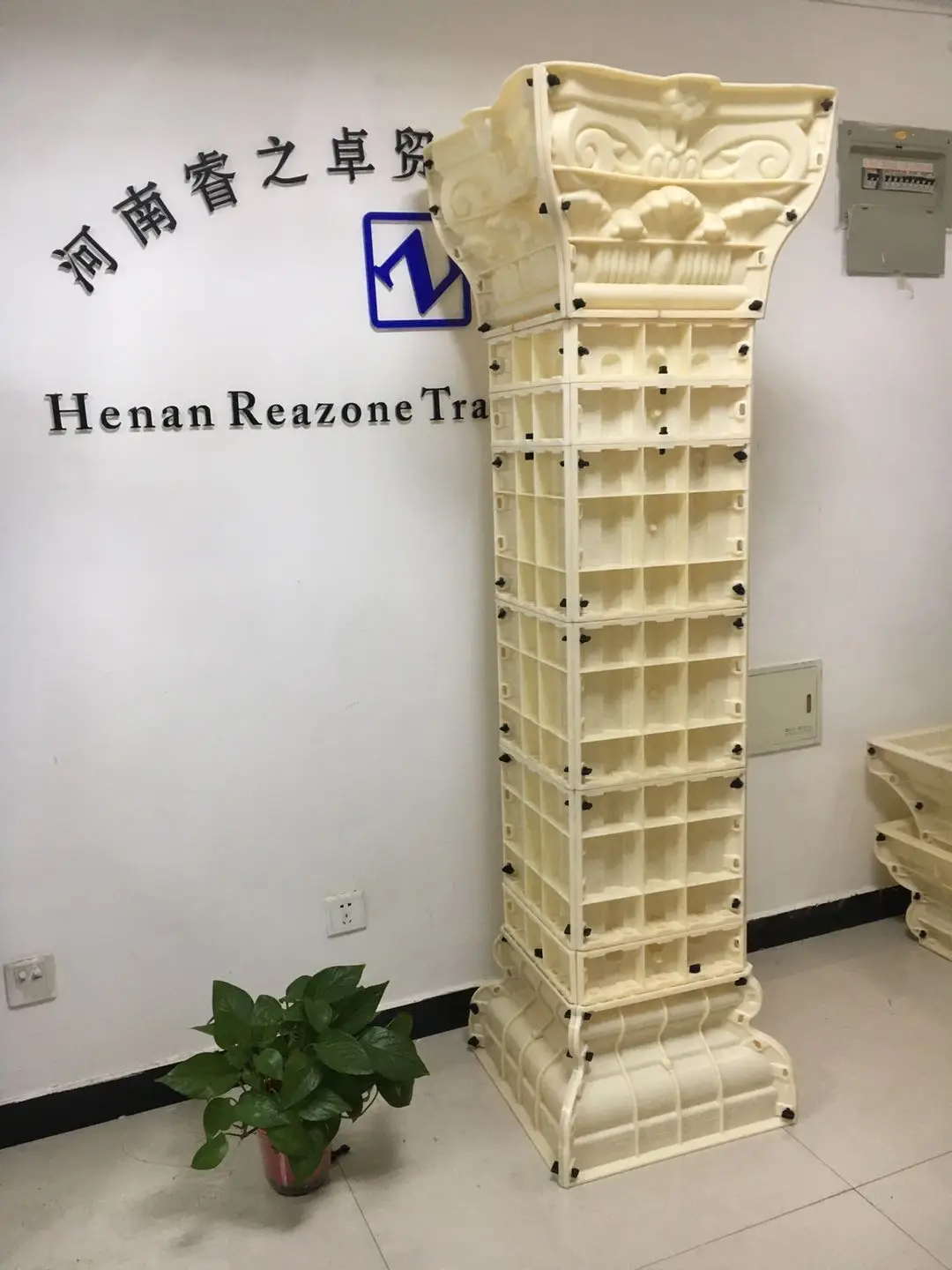 Concrete Pillar Mold with Pedestal - Durable & Versatile