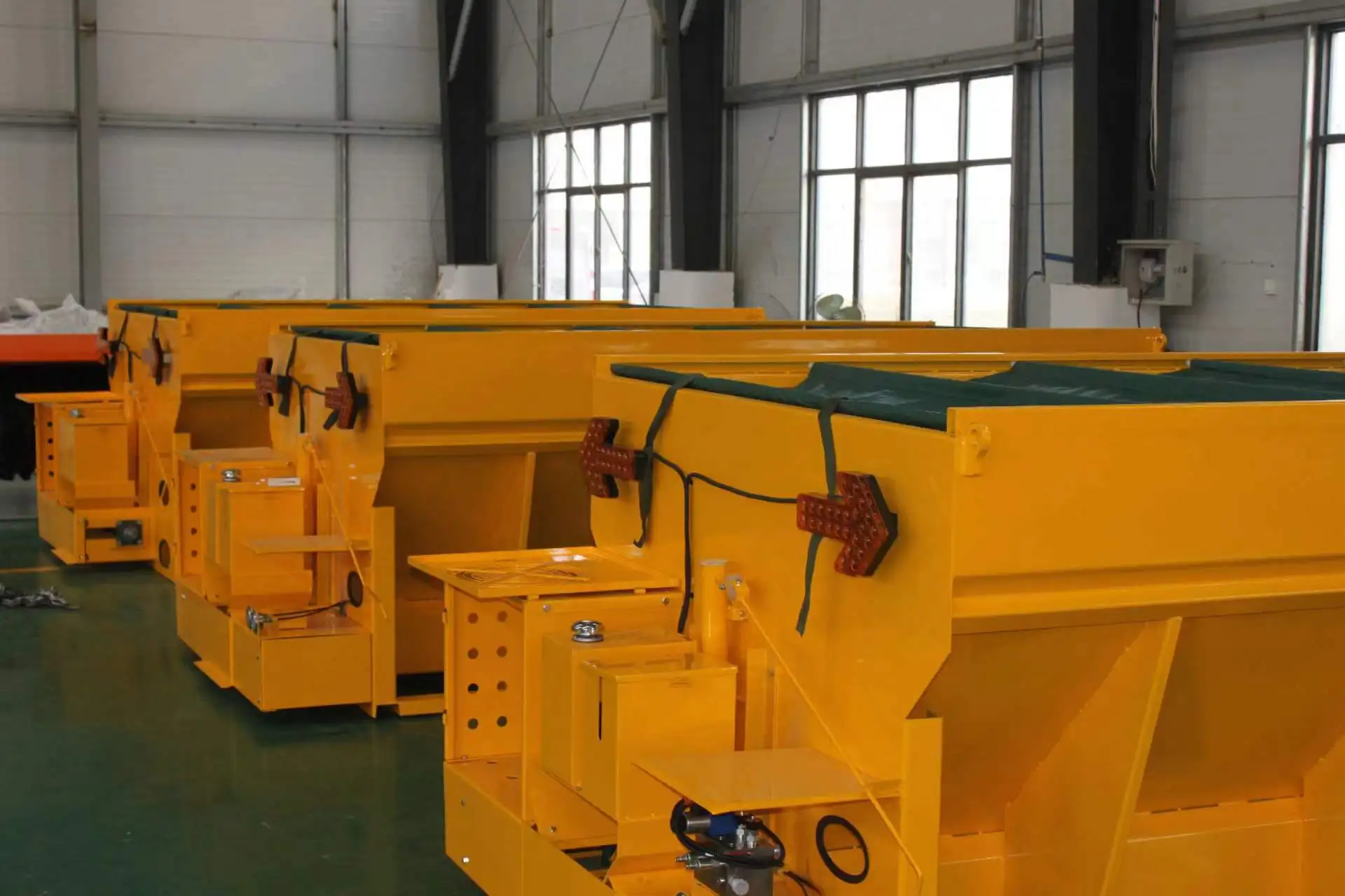 1-10 Cubic Hopper Snow Melting Agent Salt Spreader Volume Road Snow ...