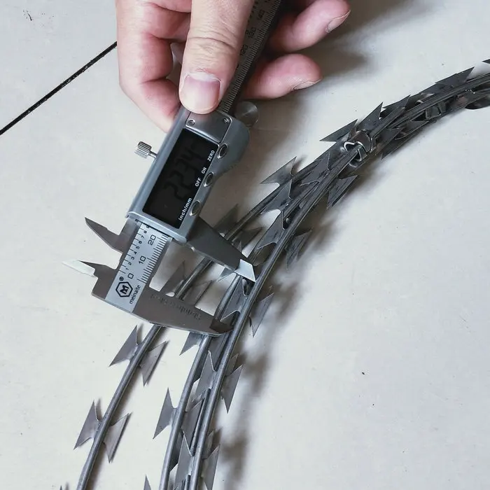 Factory Sale Shengsen Galvanized Bto-22 Concertina Razor Blade Barbed ...