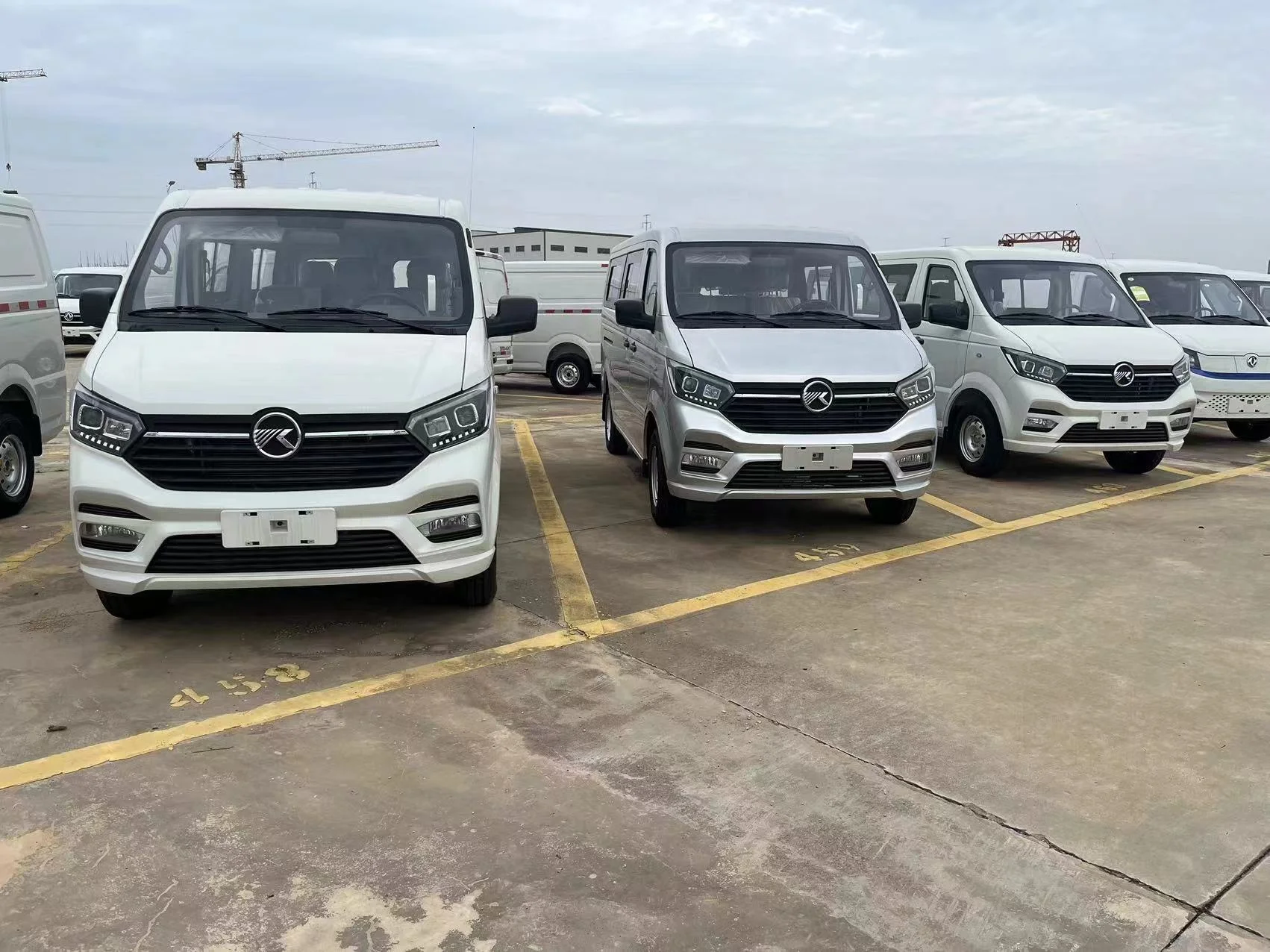 Luxury Mini Bus Van - 10 to 14 Seaters - High Roof Dongfeng
