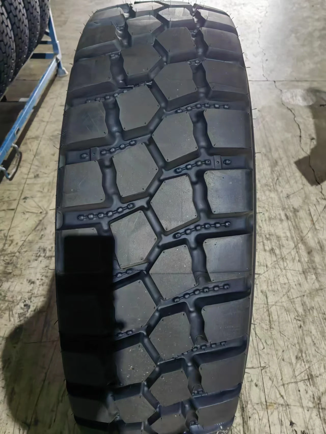 Off Road Radial Tyre Mining Giant Mining Dump Tires Smt01 37x12.50r16.5 ...