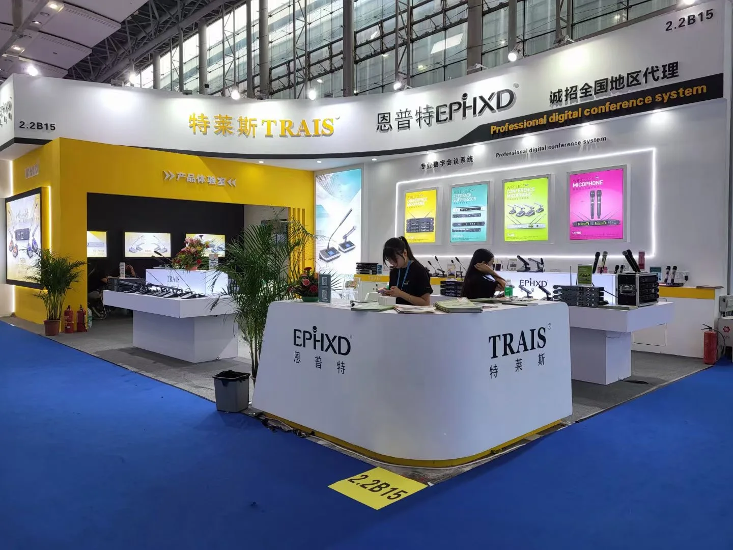 TRAIS Professional Wireless Microphones for Outdoor Events