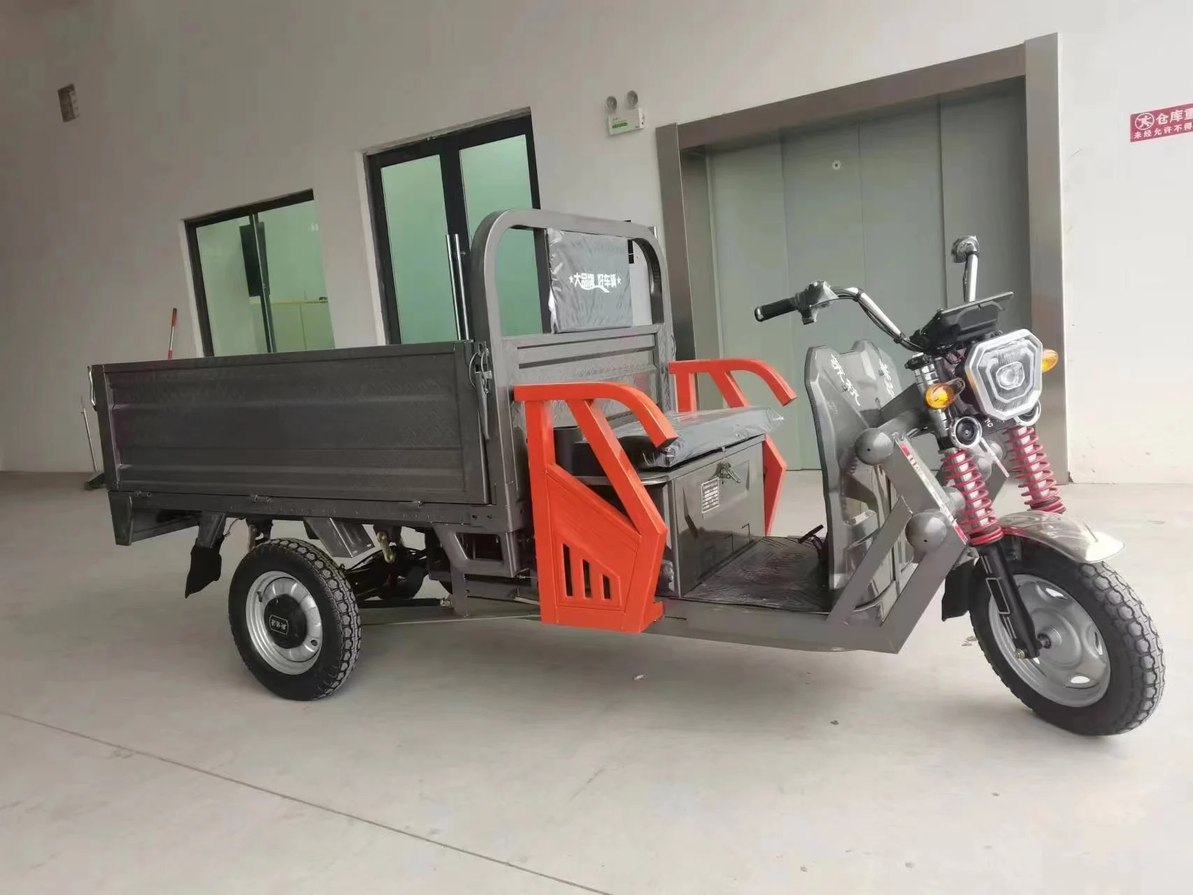 1200W Electric Cargo Tricycle - Reliable Farm Use Vehicle