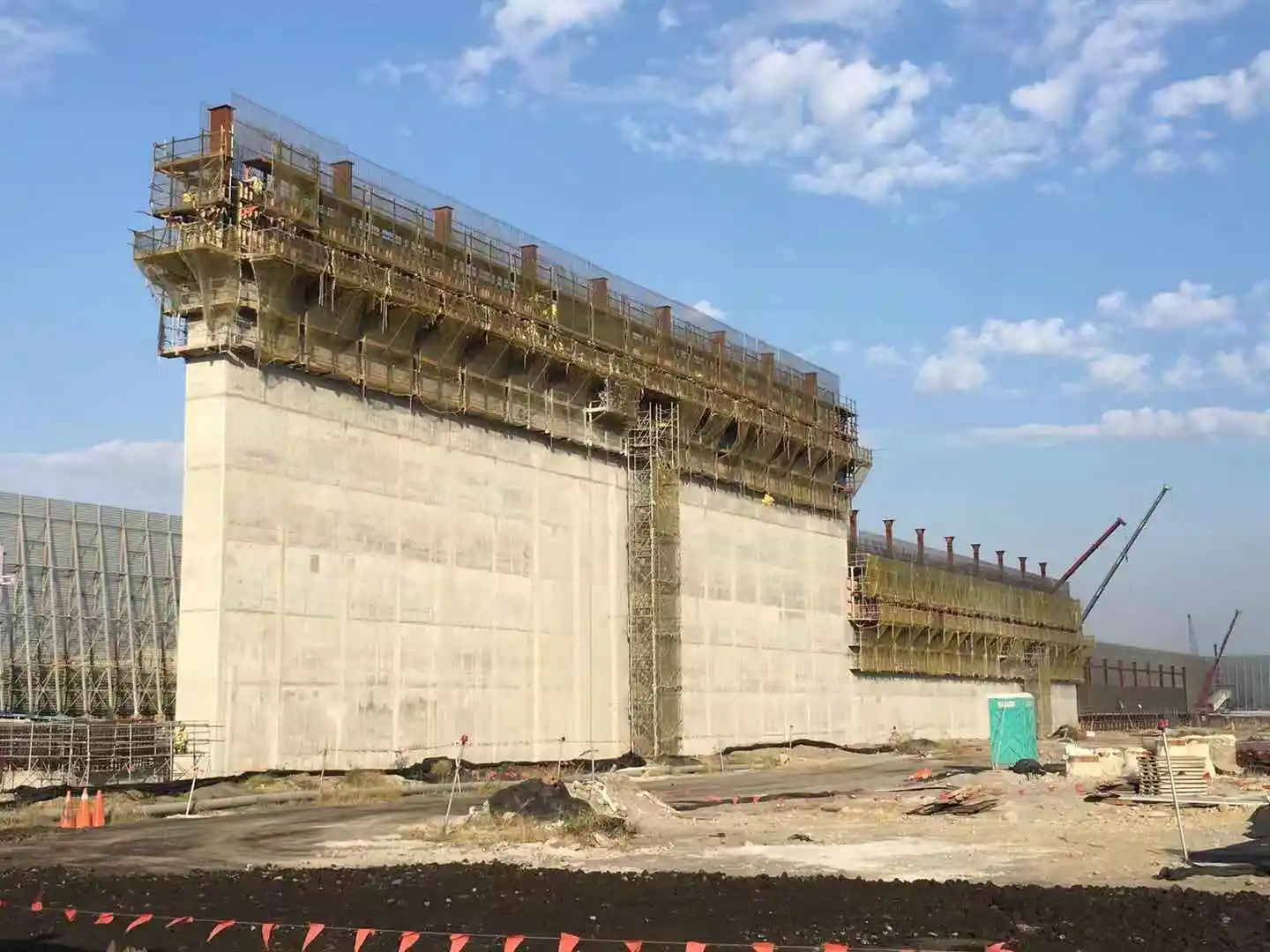 12m Fiberglass Extension Ladder with Handrail - Hotel Use