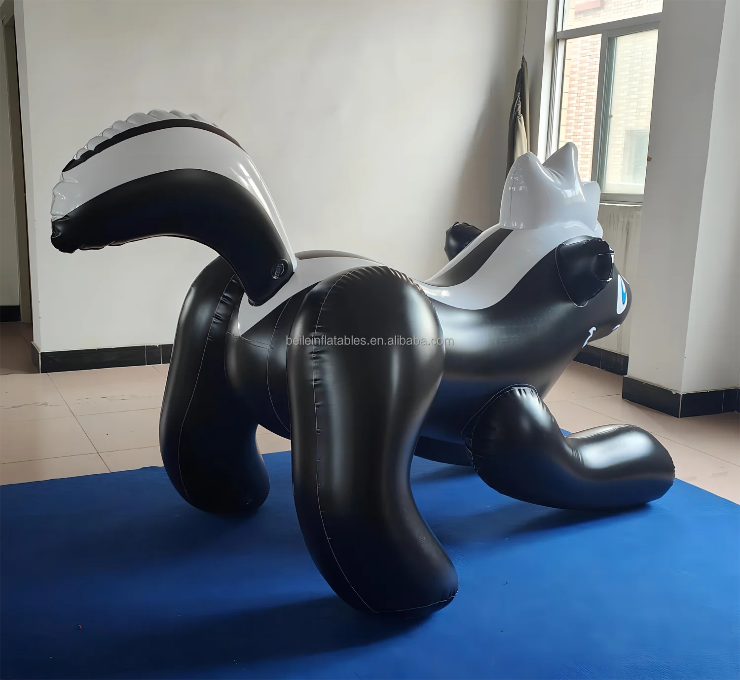 Beile Custom Inflatable Cartoon Animal Black and White Skunk Model