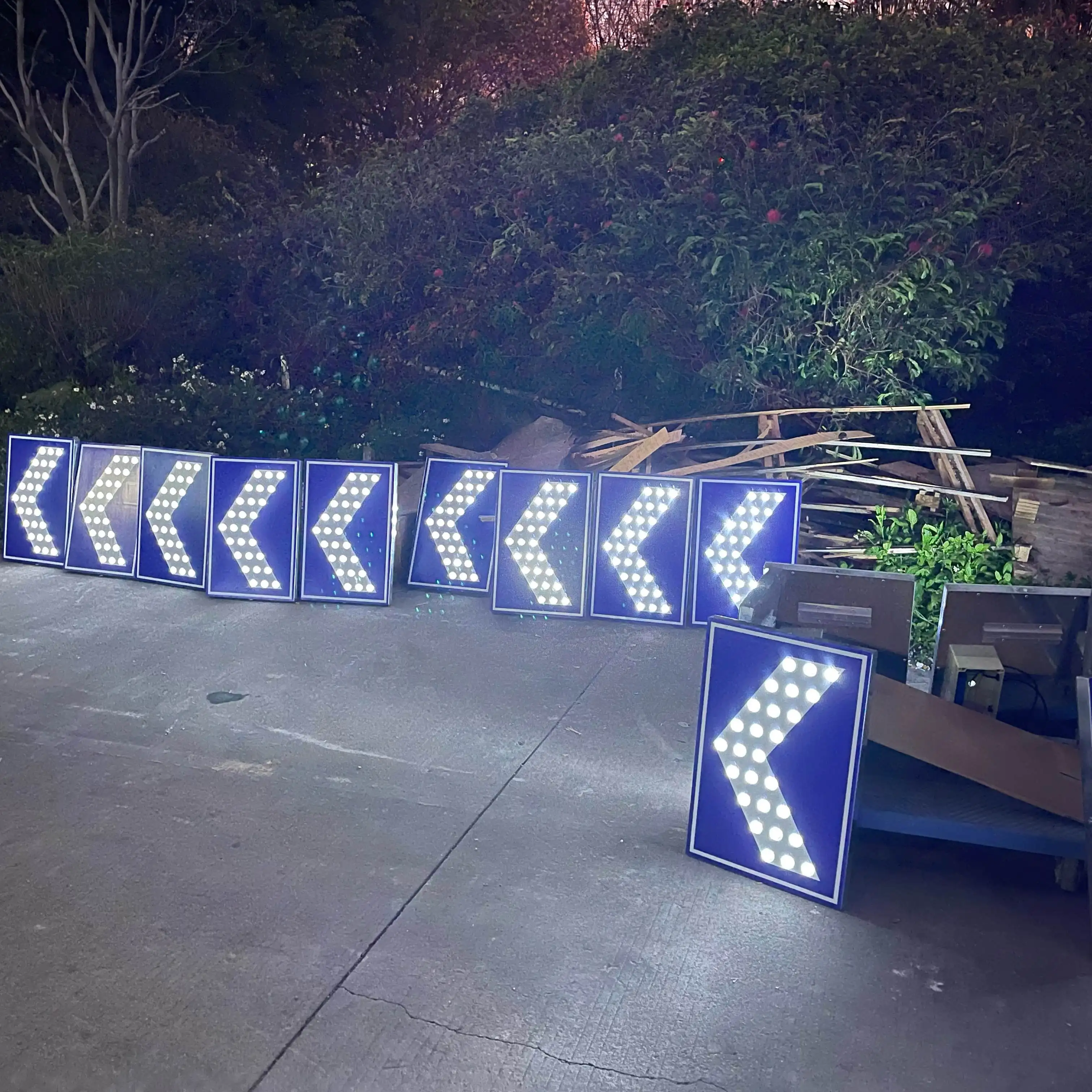 Solar traffic signs Chevron signs with Synchronized flashing Product ...
