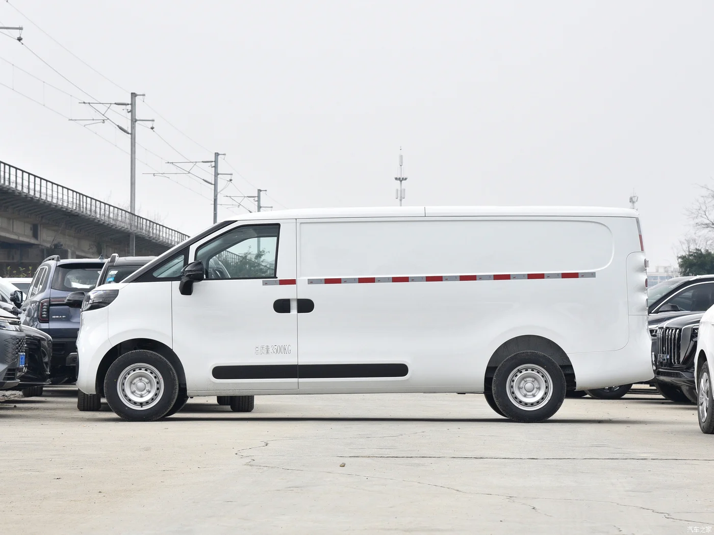 Saic Maxus Dana V1 - 2024 Model Electric Car with 320KM Range