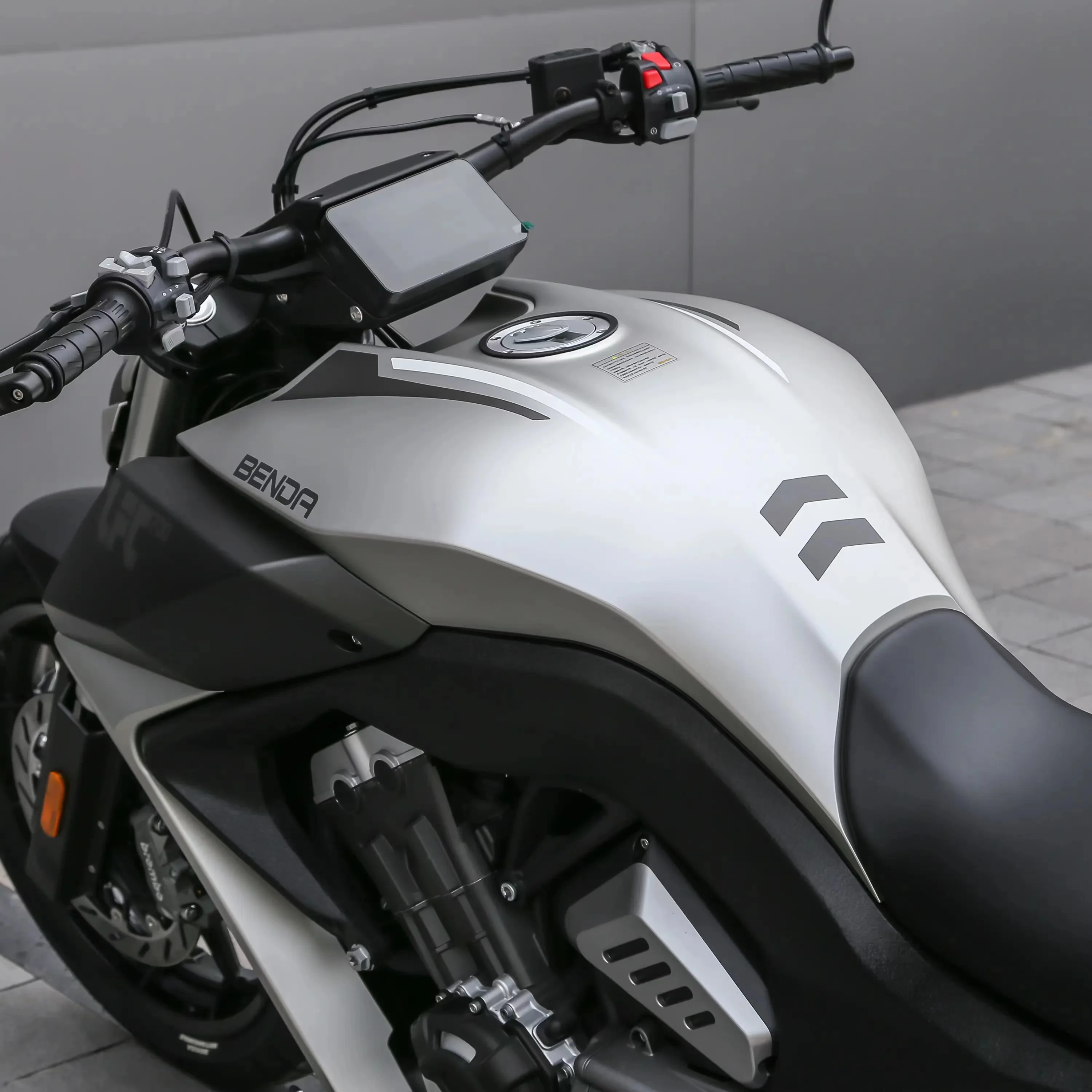 2021 93.8ps 69kw/11000rpm L-type Four Cylinder Four Stroke 700cc Retro ...