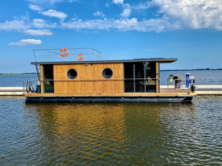 Ultimate Water Retreat - Pontoon House & Houseboat Experiences Await