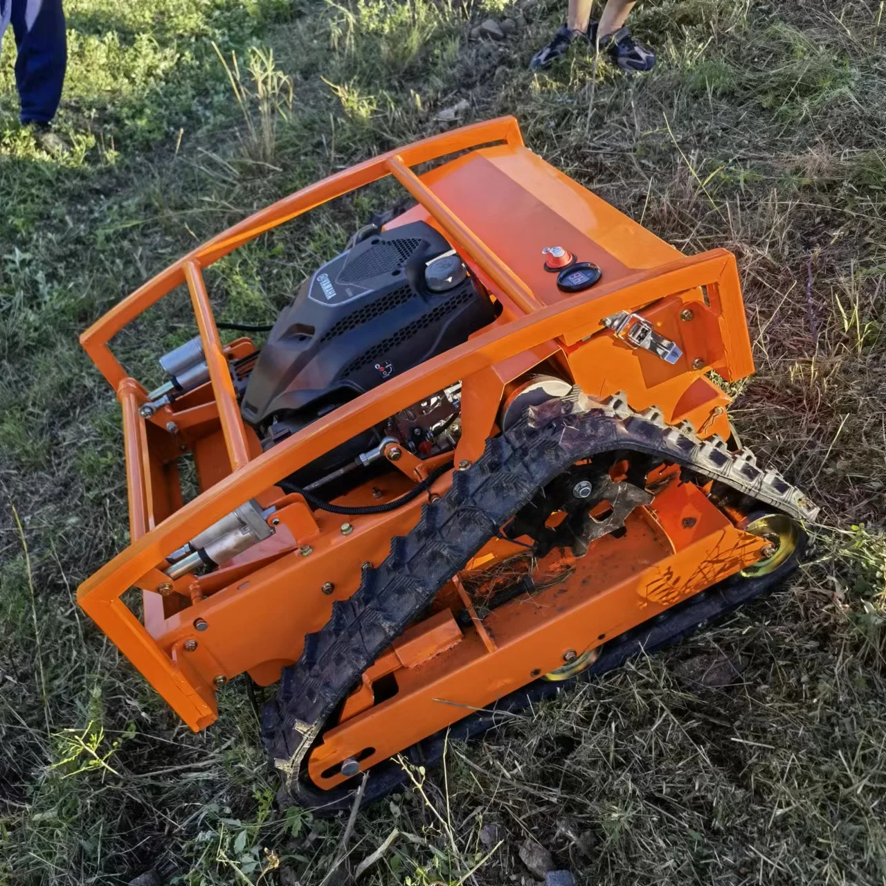 China Made Mini Crawler Remote Control Lawn Mower Grass Blade Robot ...