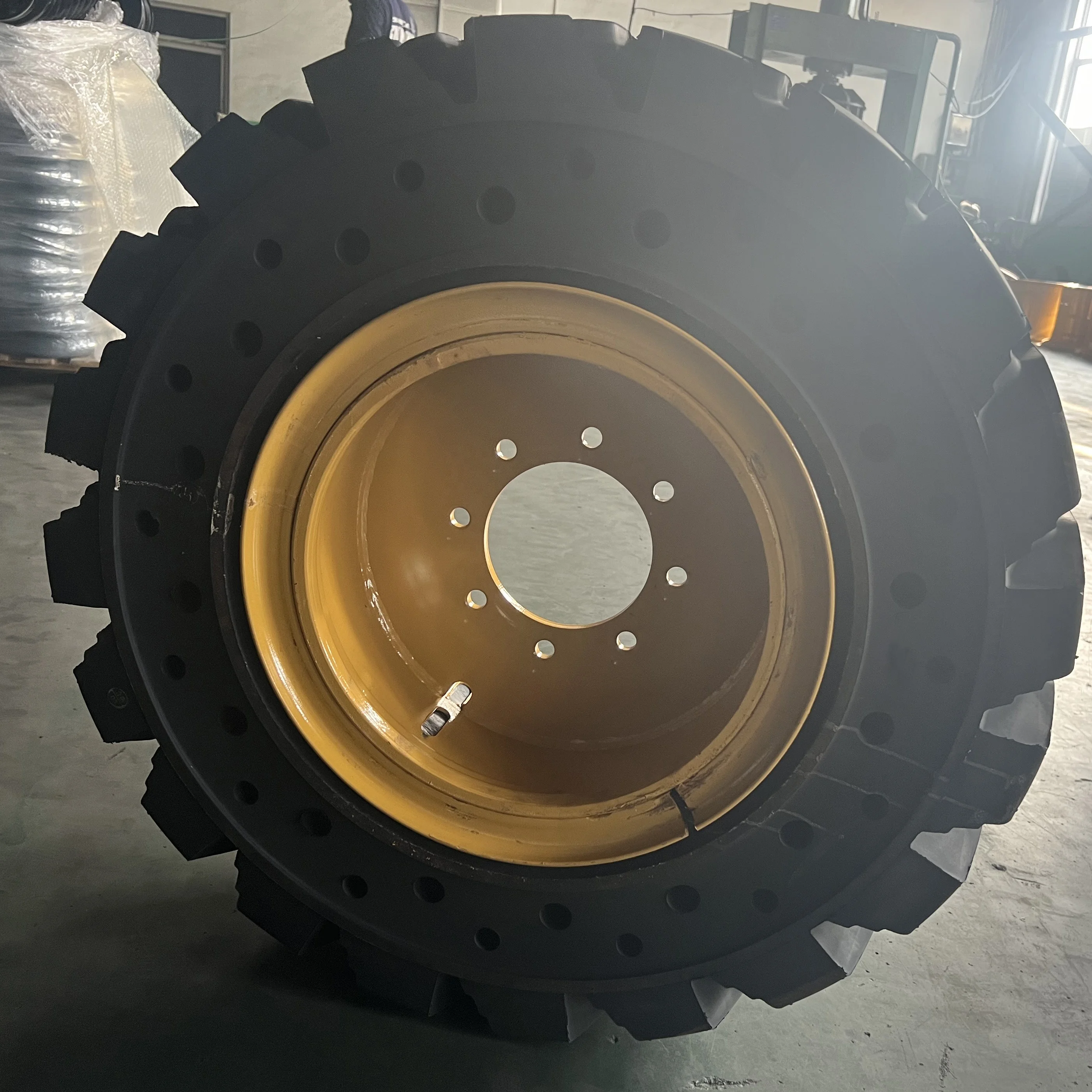 High Load Bearing Forklift Solid Tires 20.5/70-20 Engineered for 8.50 ...