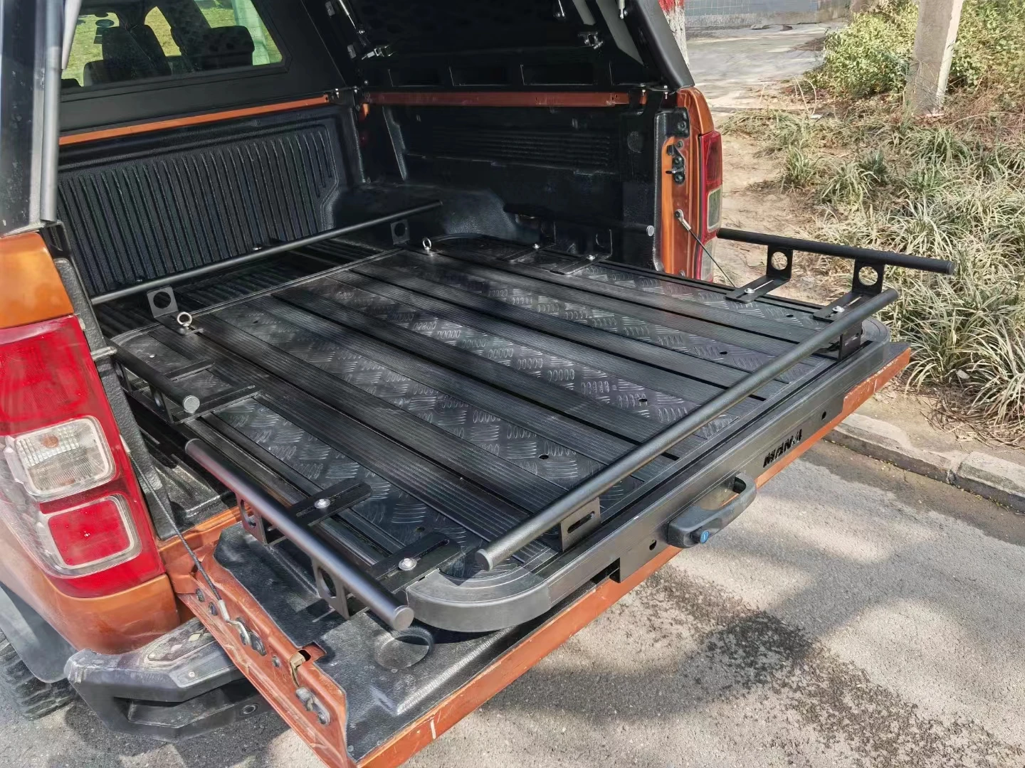Universal Slide Tray - Durable & Versatile for Pickup Trucks