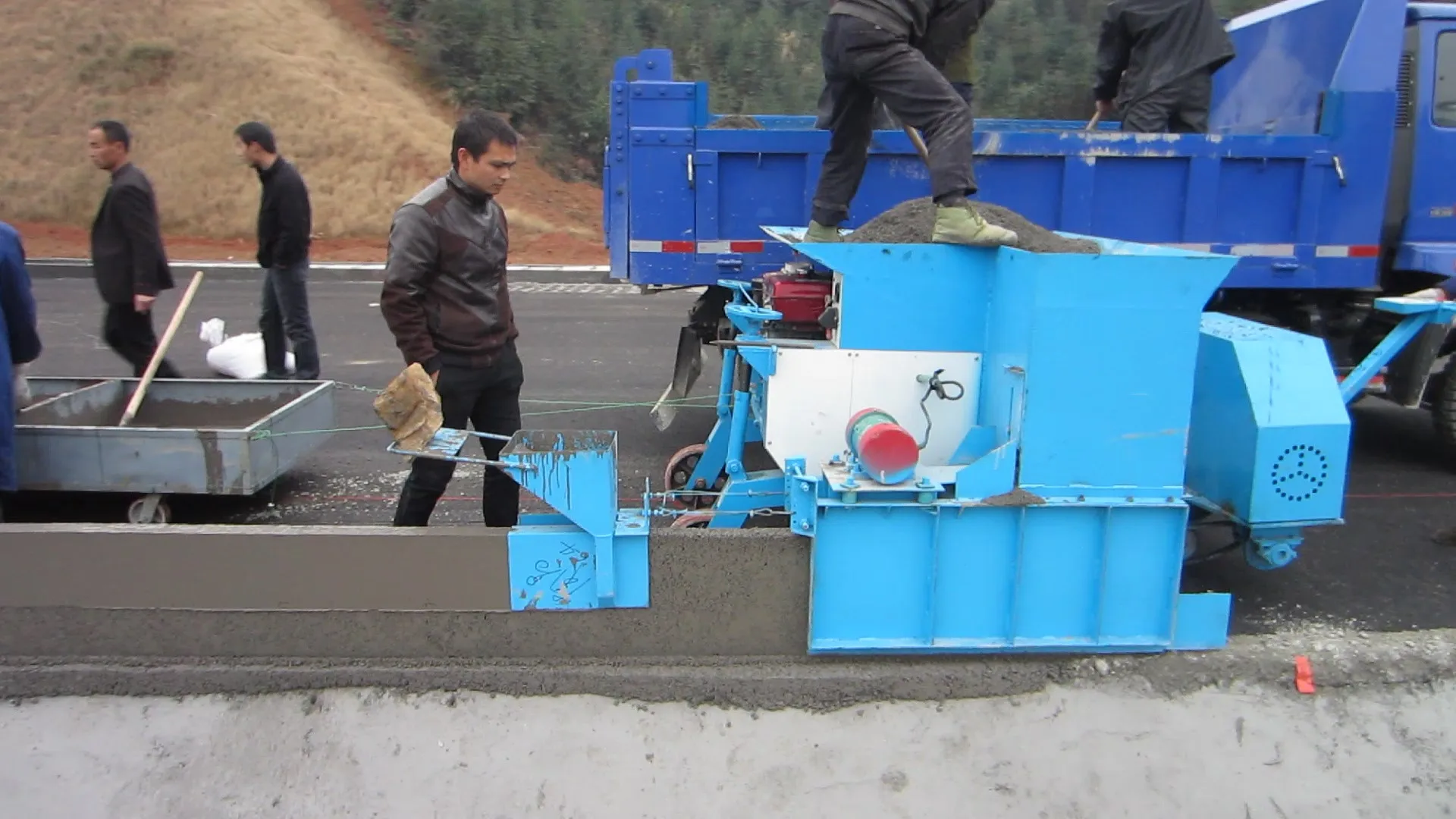 Cement Slipform Paver Curbing Machine Garden Road Concrete Curb Machine ...