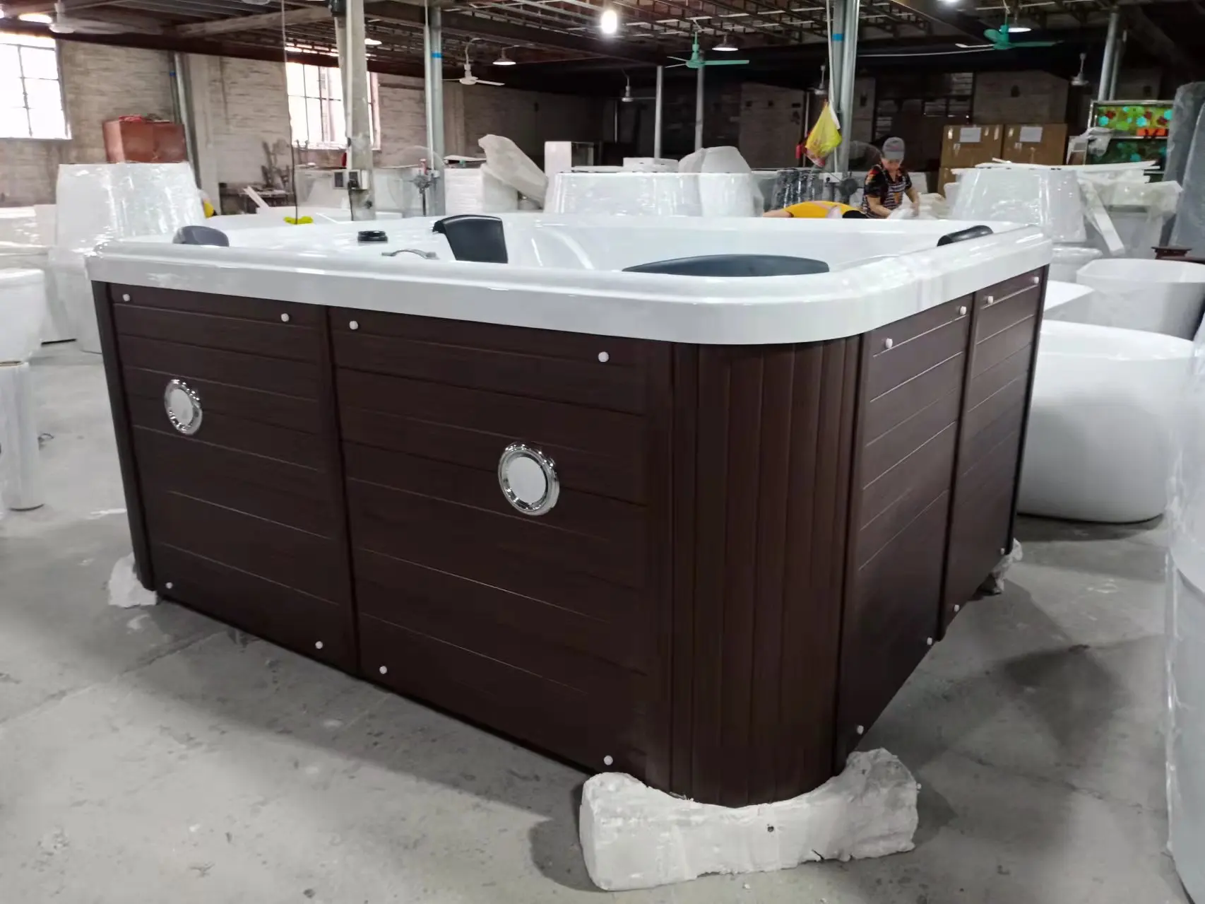 Luxury 4-6 Person Acrylic Shell Hot Tub - Smartmak Spa