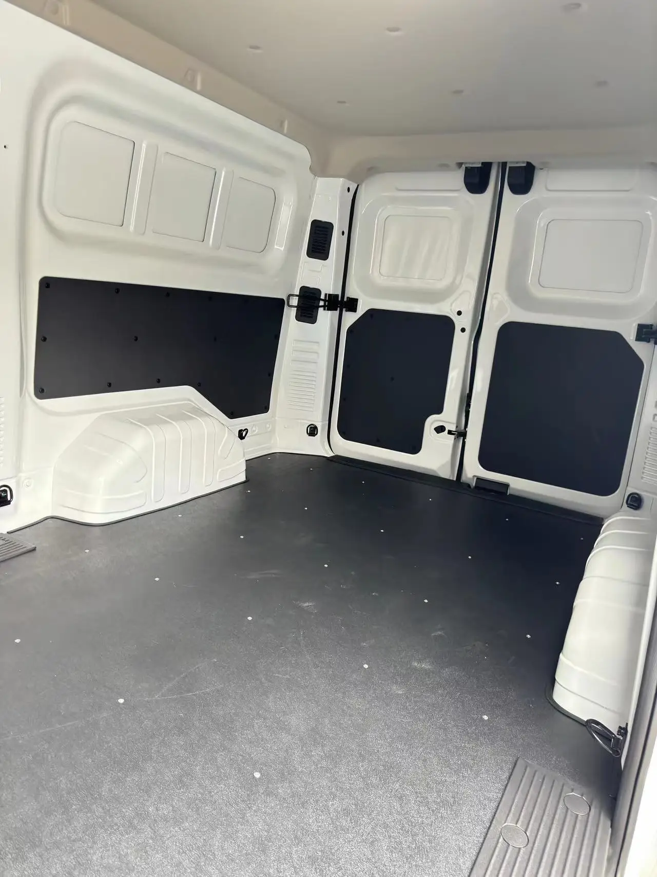 DFSK EC75 Electric Van - 6.9 M³ Cargo Space, 252KM Range