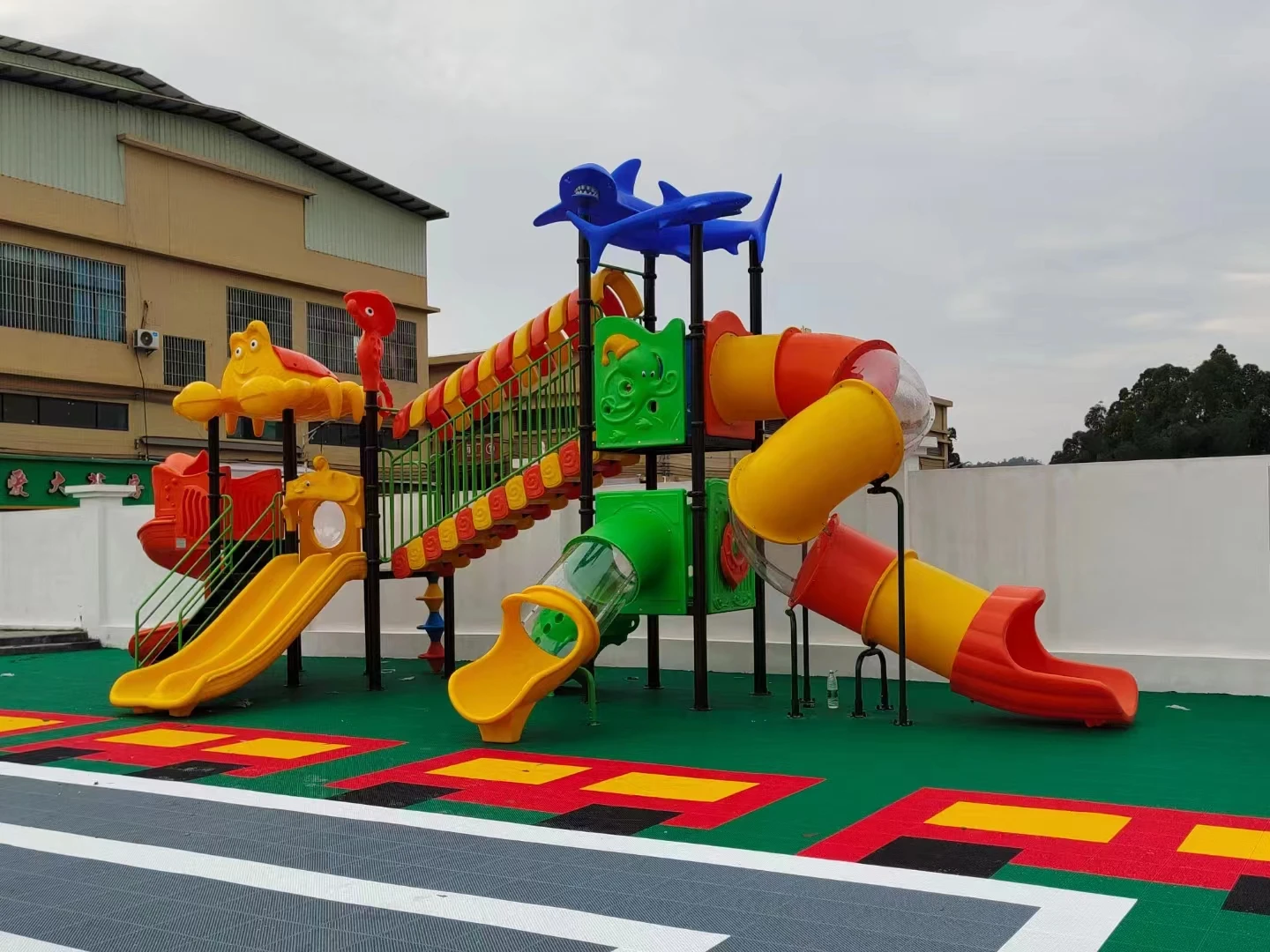 Pequeños parques infantiles al aire libre con toboganes de acero y plástico para áreas ...