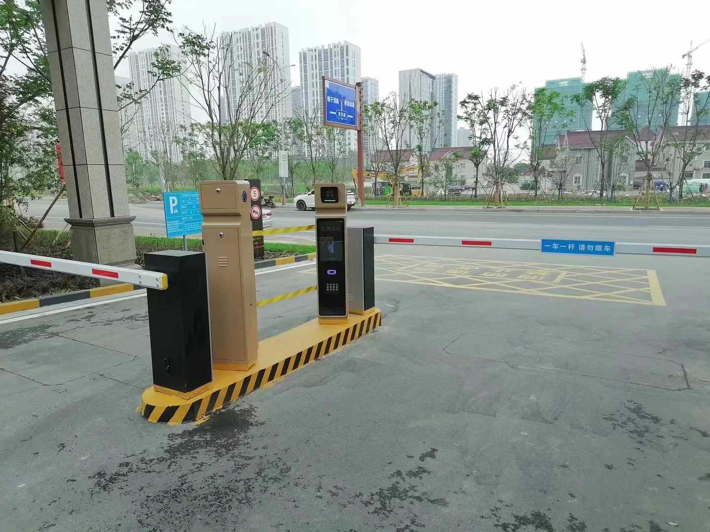 Smart Parking Entry and Exit Gates Solutions Real-time Monitoring ...