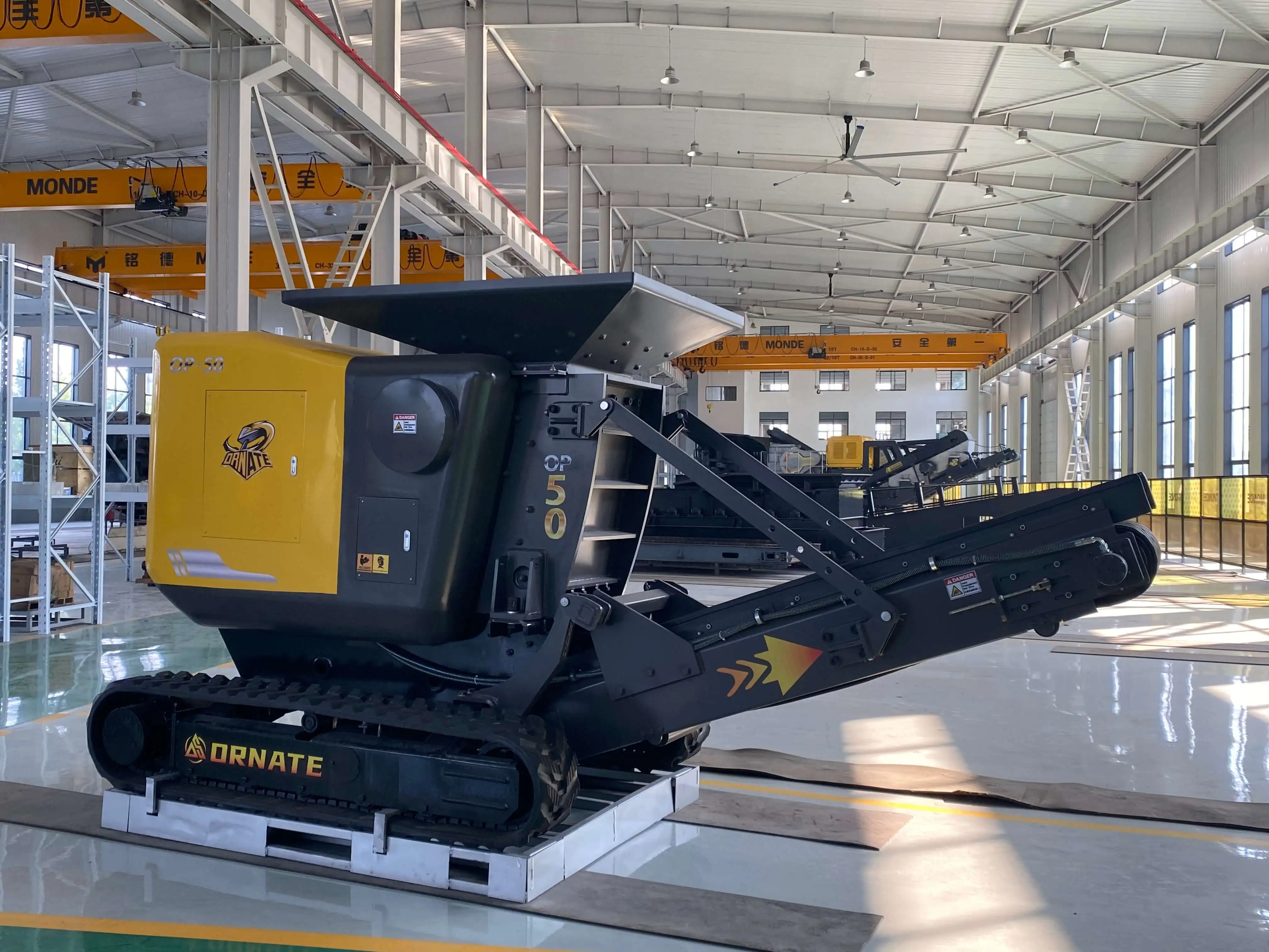 2024 Monde Tracked Mini Mobile Jaw Rubble Crusher - High Productivity