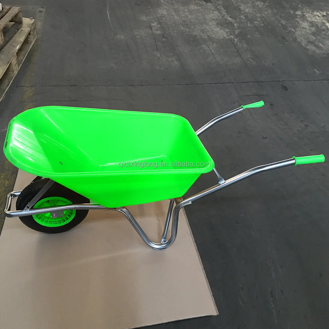 QIDI WB6414P Wheelbarrow - Durable, Versatile, and Efficient