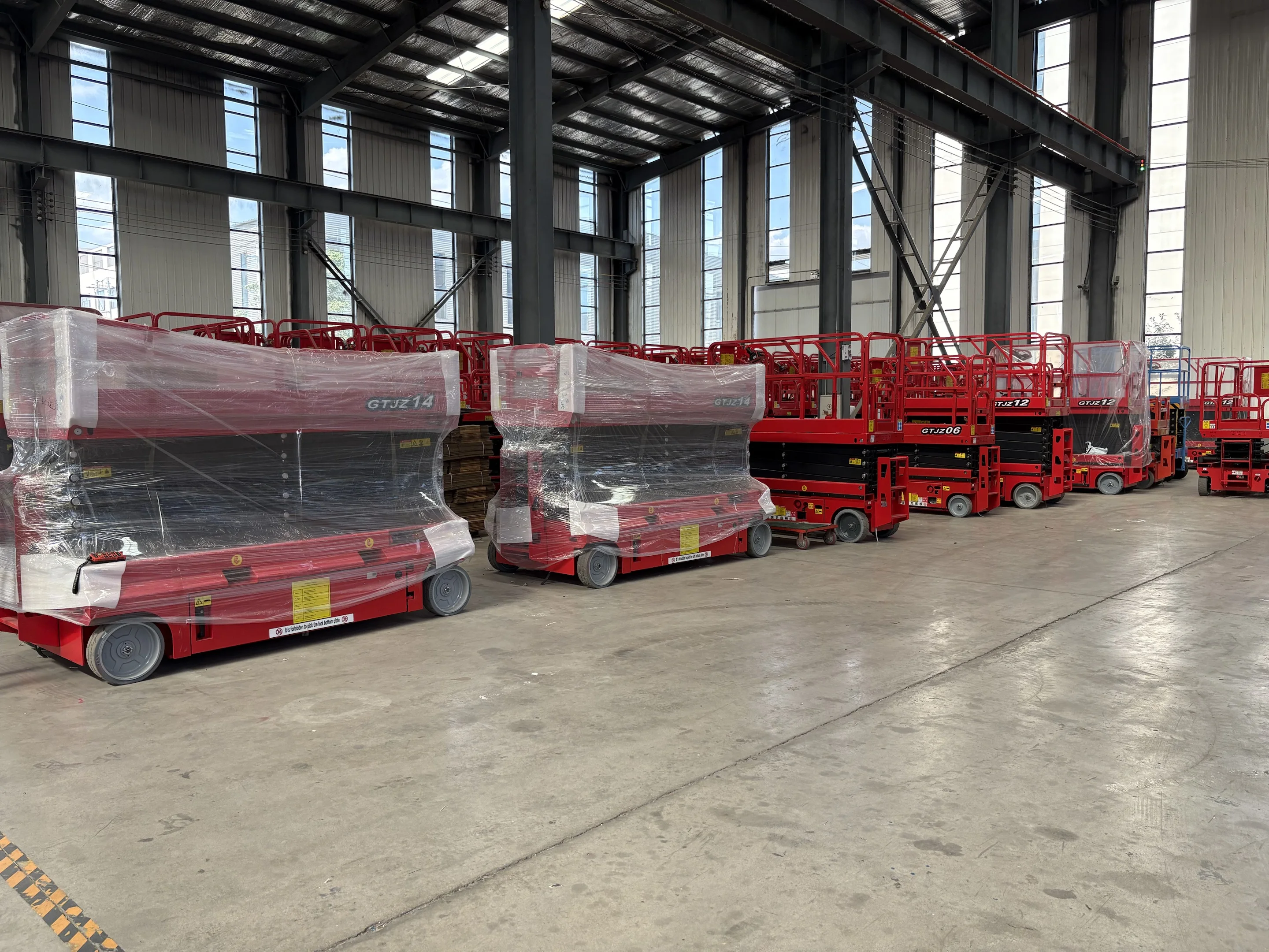 12m Skylift Crawler Self Propelled Scissor Lift for Facade Maintenance ...