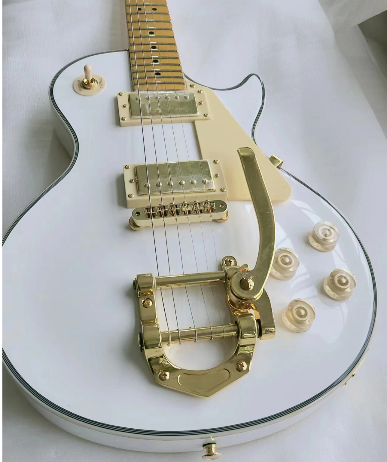 Le Pu White Beautiful Gold High Fire Guitar Top Grade Electric Guitar ...