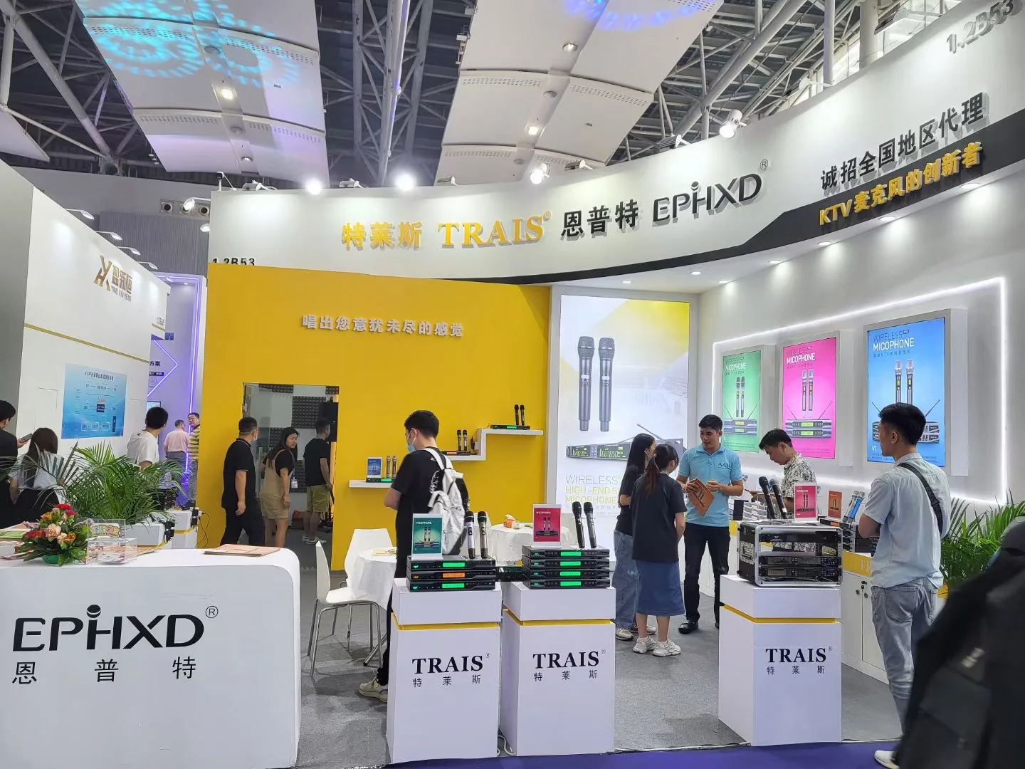 TRAIS Professional Wireless Microphones for Outdoor Events