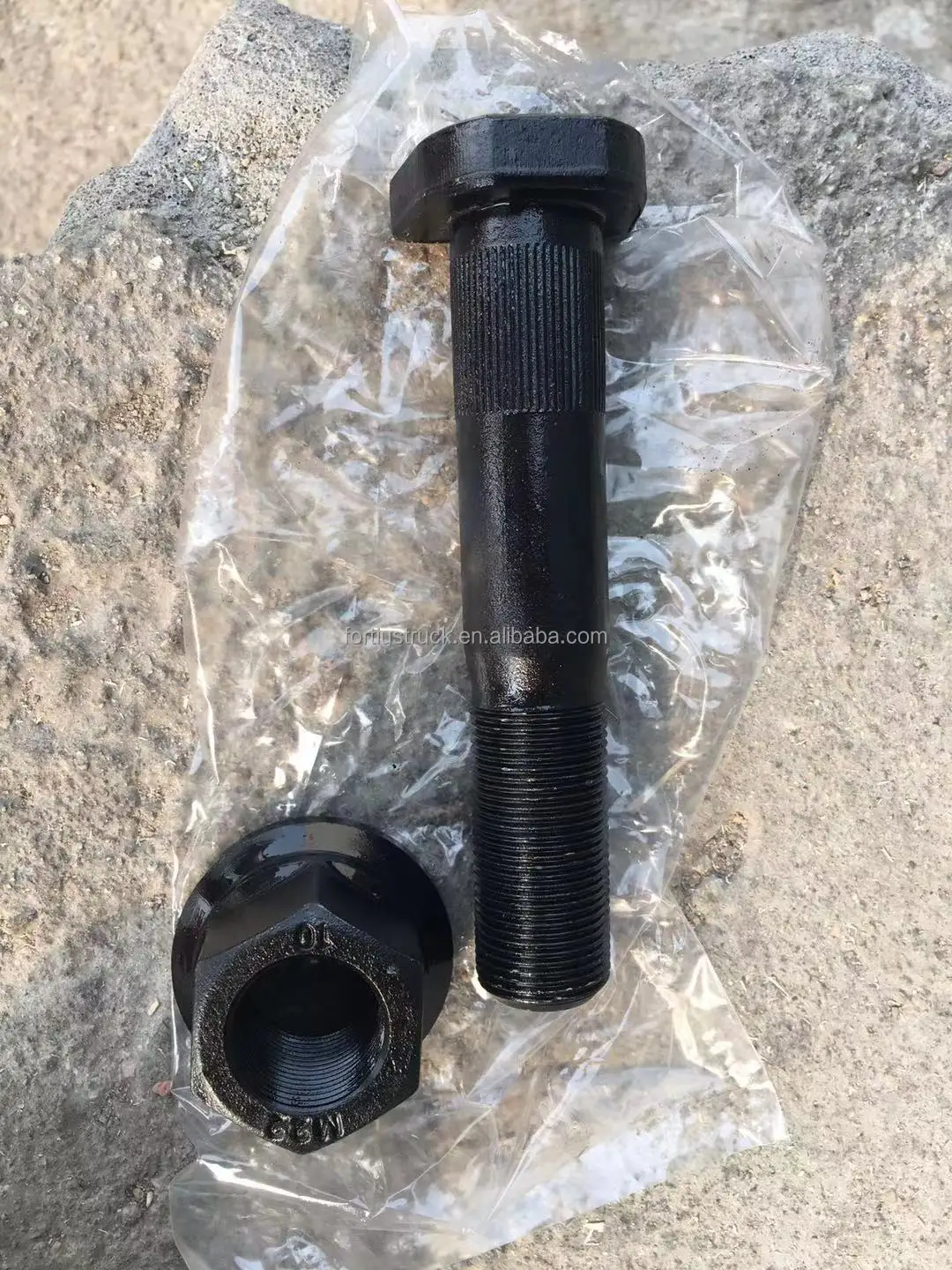 Sinotruk Howo Truck Spare Parts - Rear Wheel Bolt 19912340123
